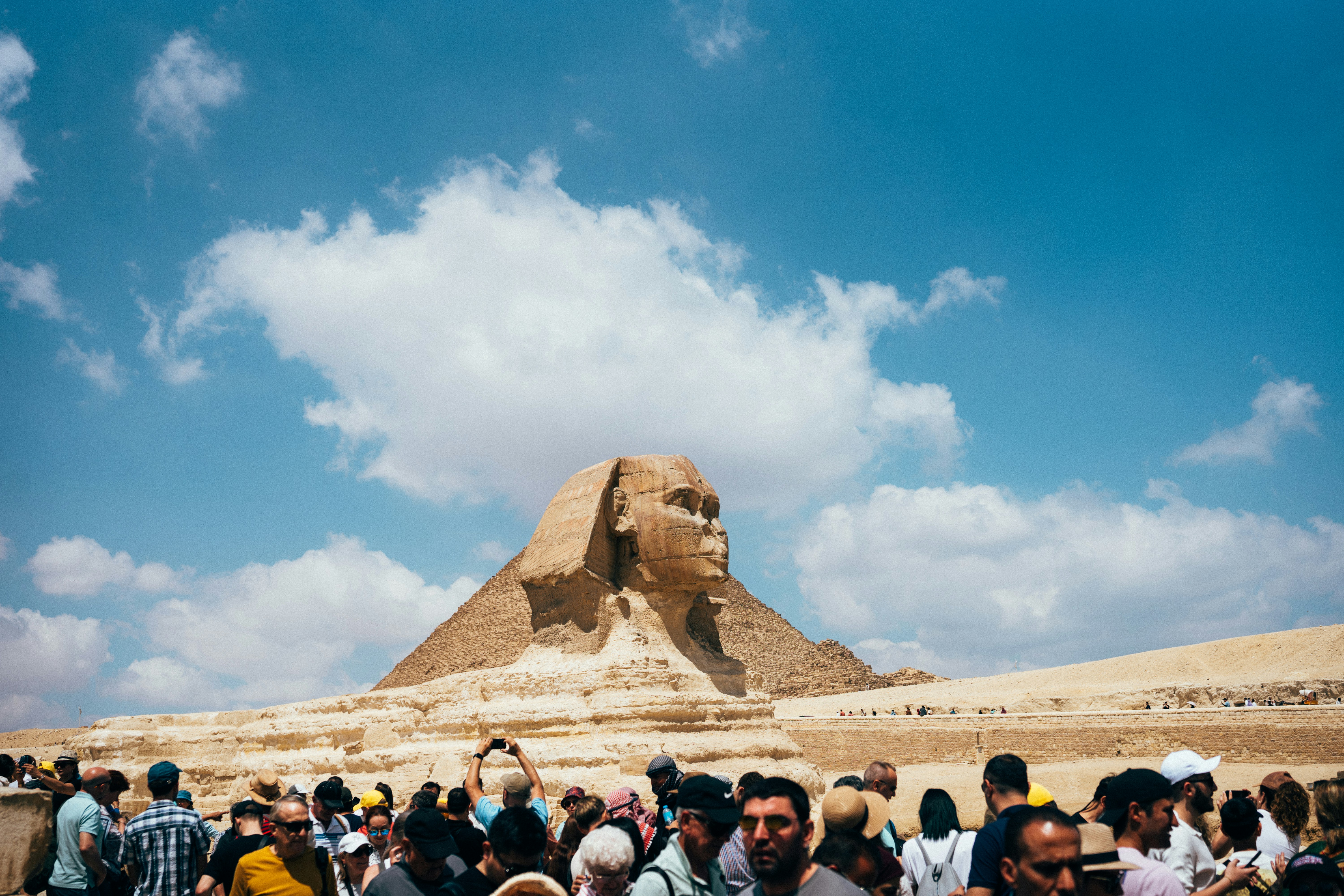 The great sphinx of giza stands amidst a crowd. photo – Free Man Image ...
