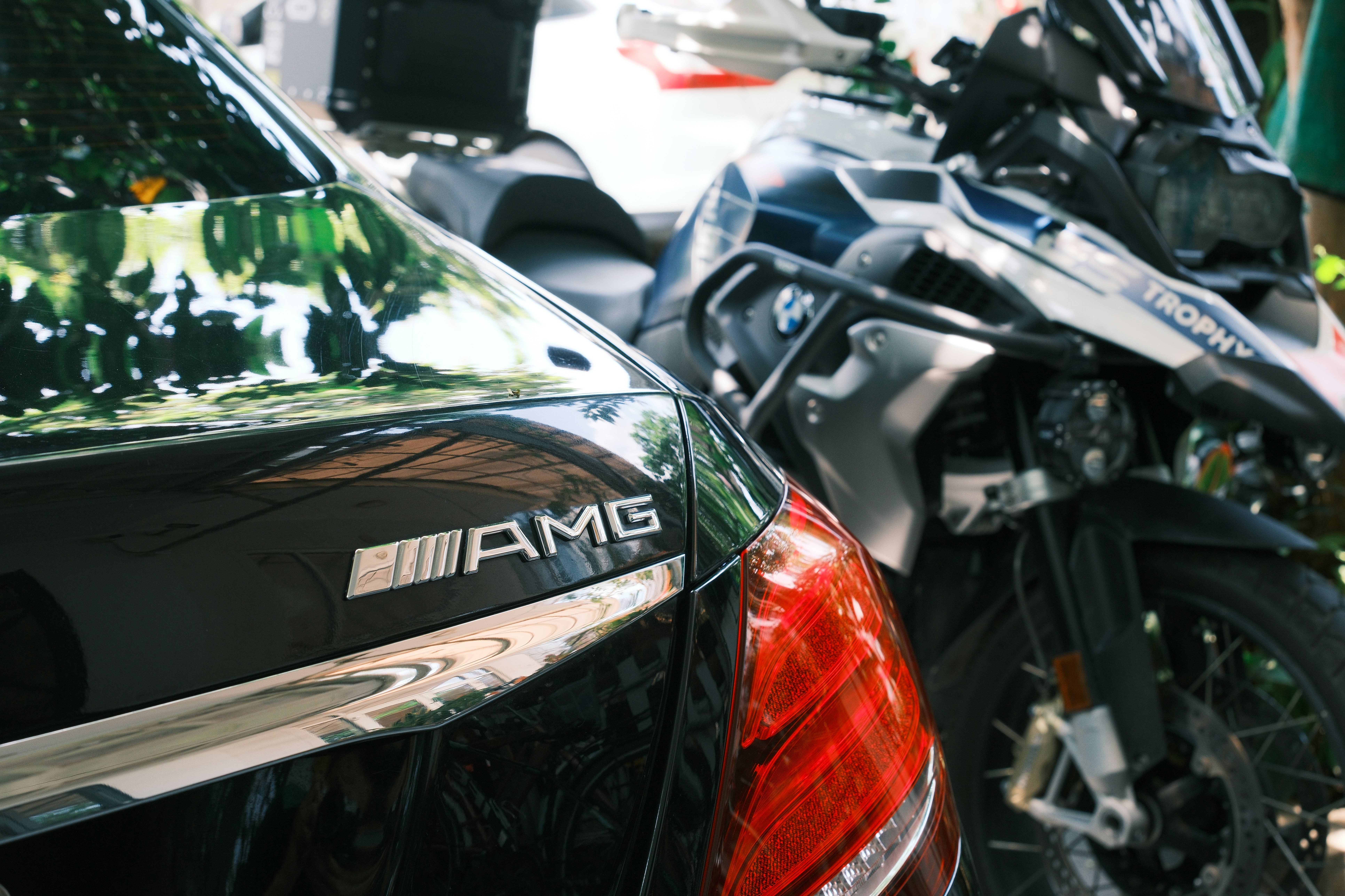 Glossy AMG Contour with Adventure Silhouette