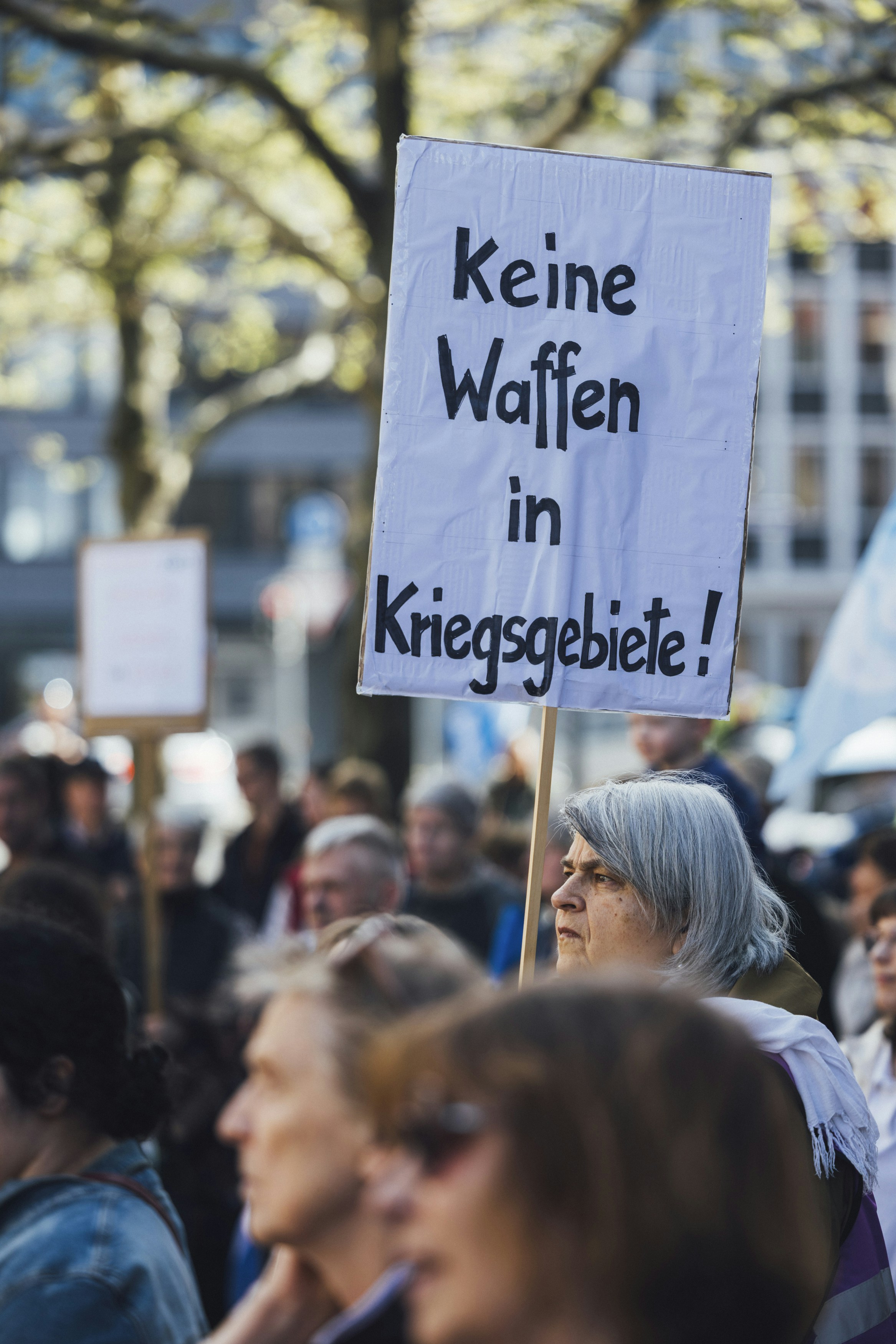 Protest sign: no weapons in war zones. photo – Free Usa Image on Unsplash