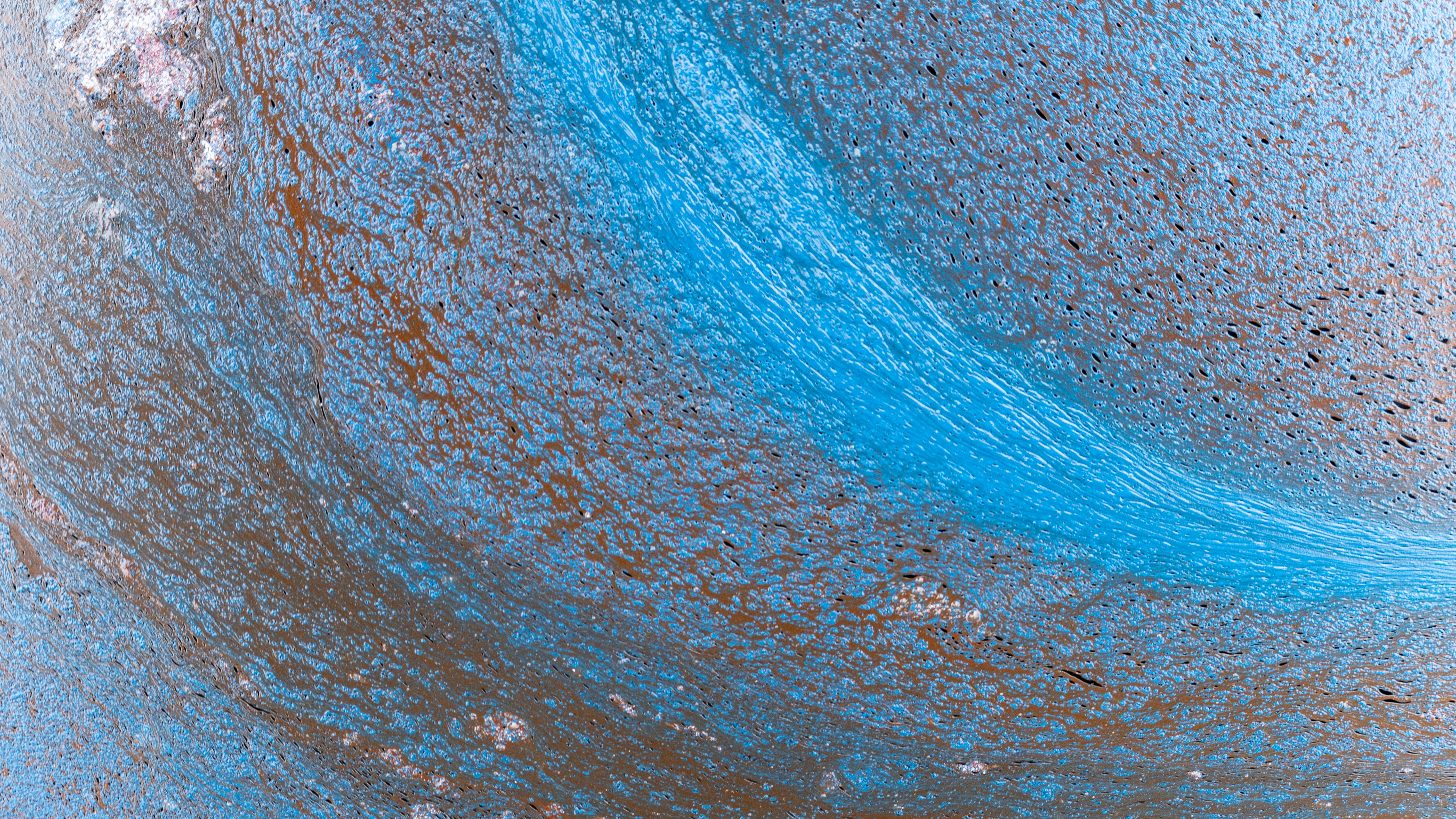 Los remolinos azules y marrones crean una textura abstracta. foto ...