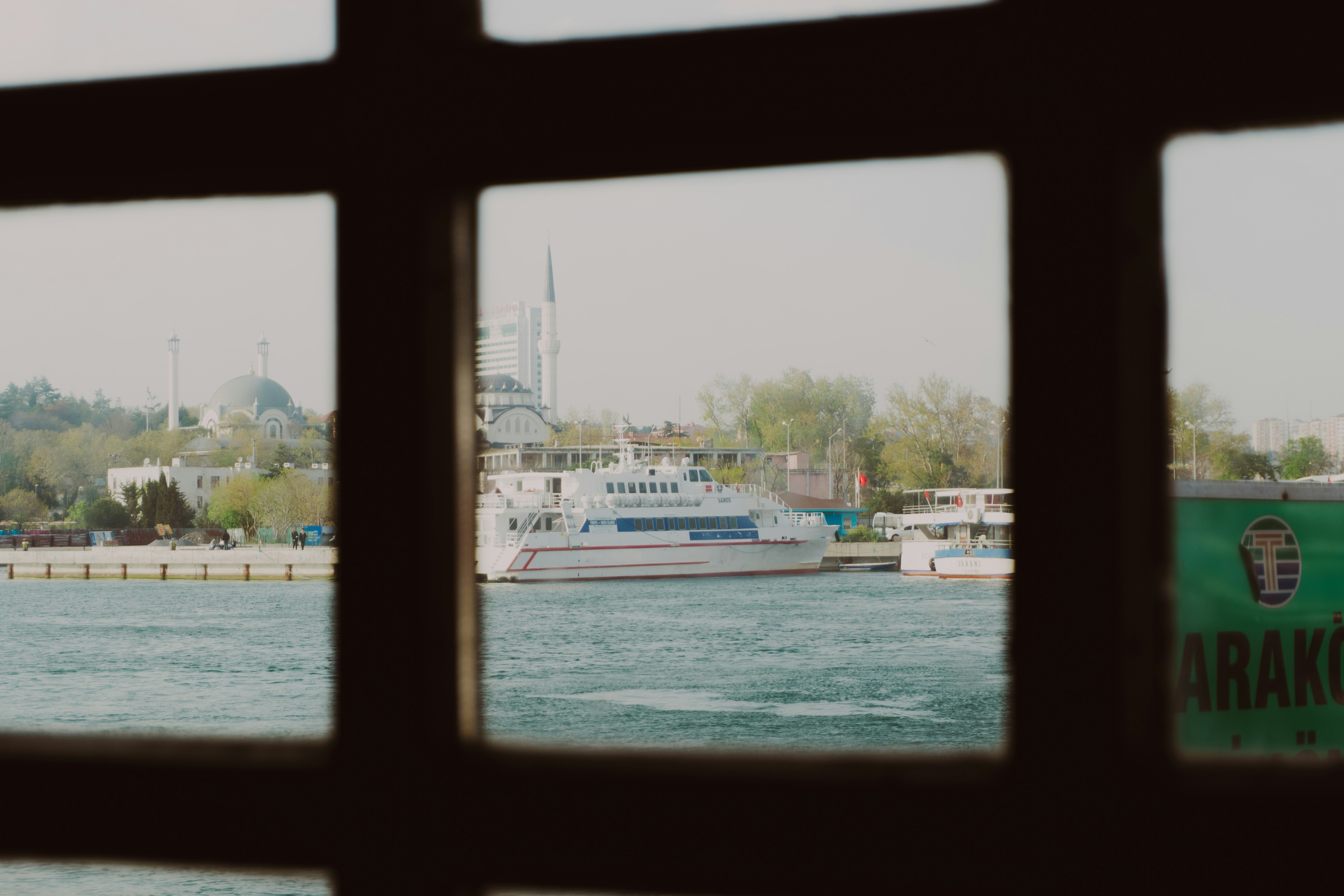 Durch ein vergittertes Fenster ist ein Boot zu sehen. Foto ...