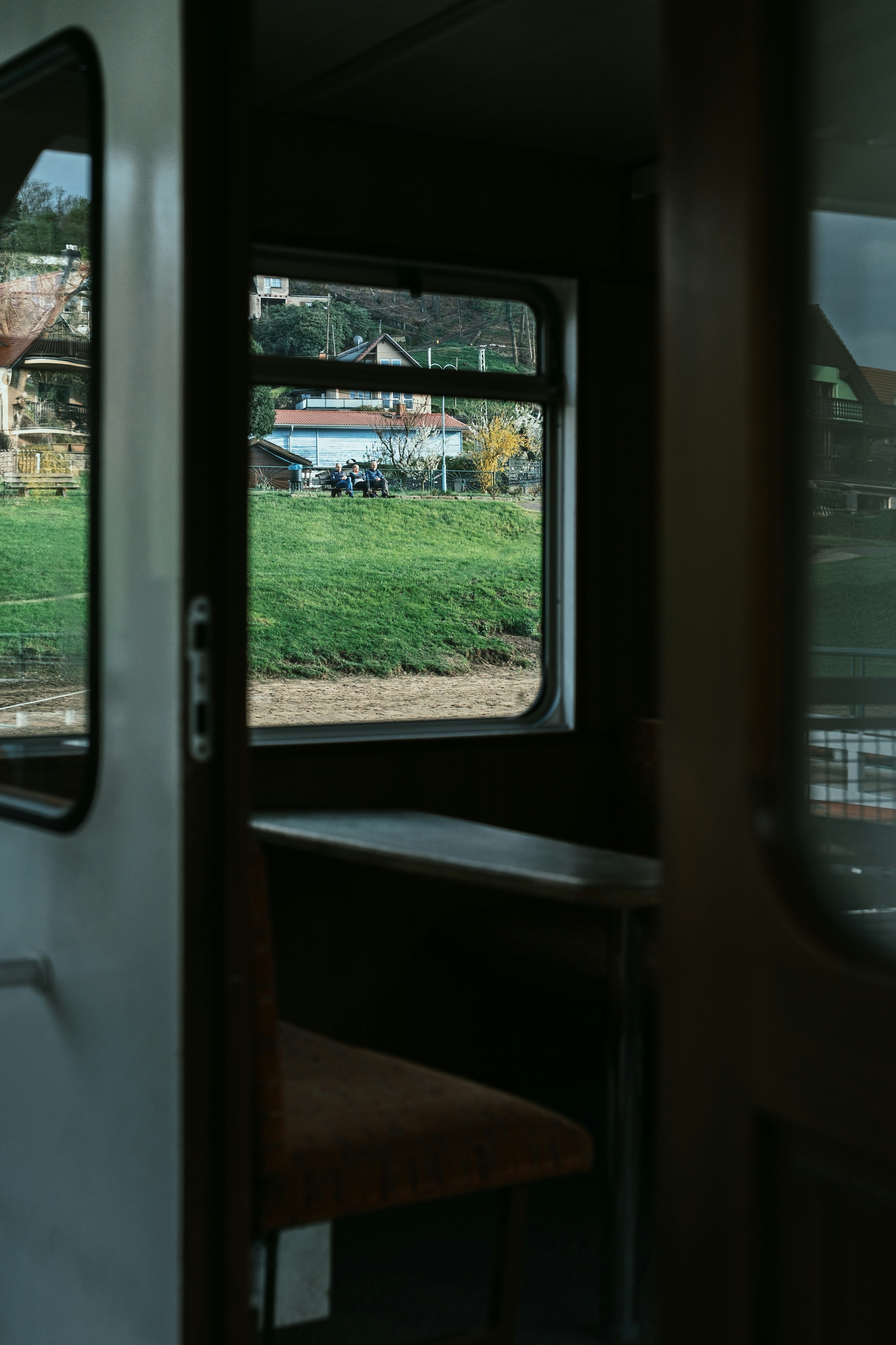 View from inside a train carriage. photo – Free Human Image on Unsplash
