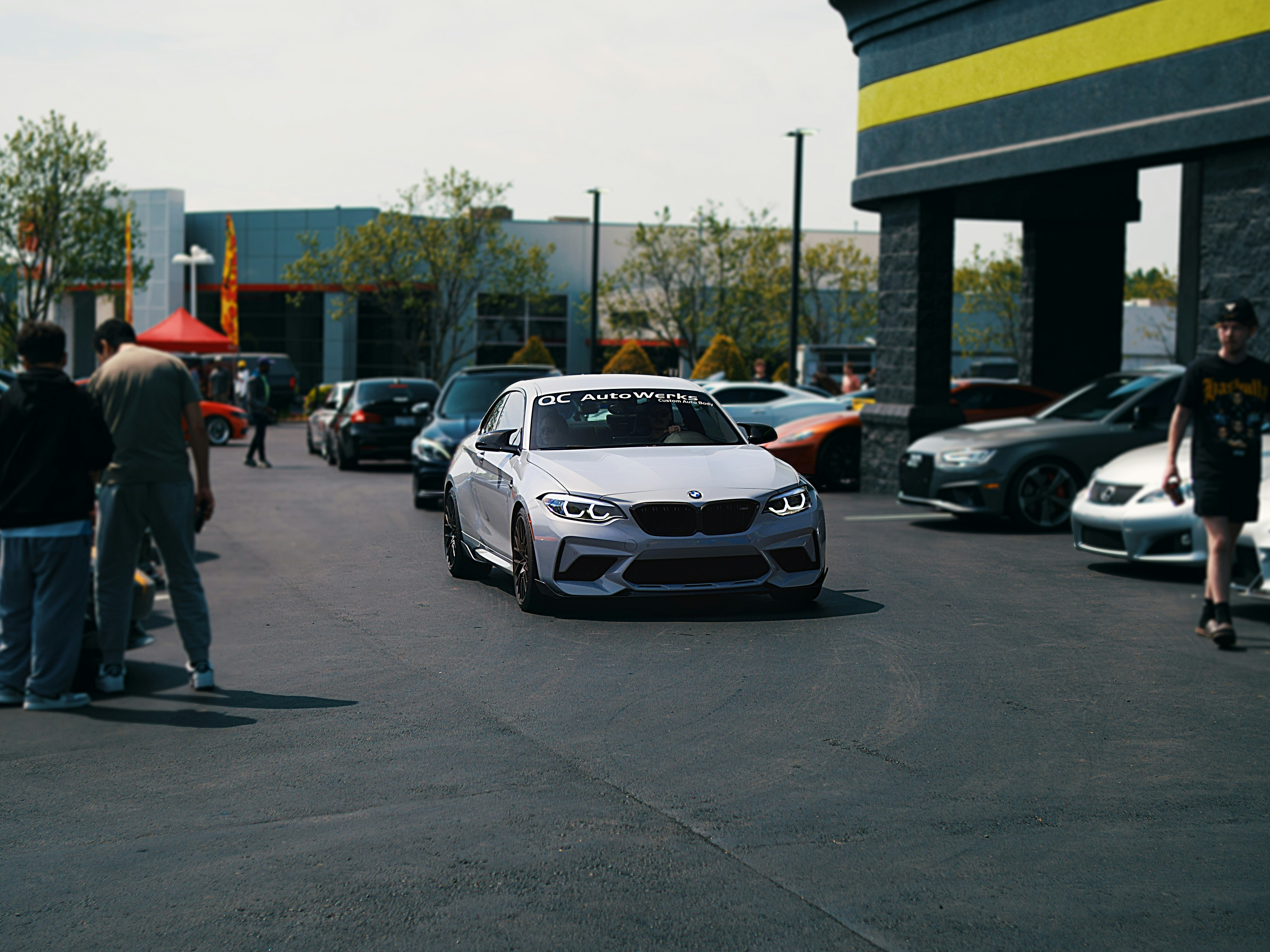 Cars are at a car meet with people watching. photo – Free Car Image on ...
