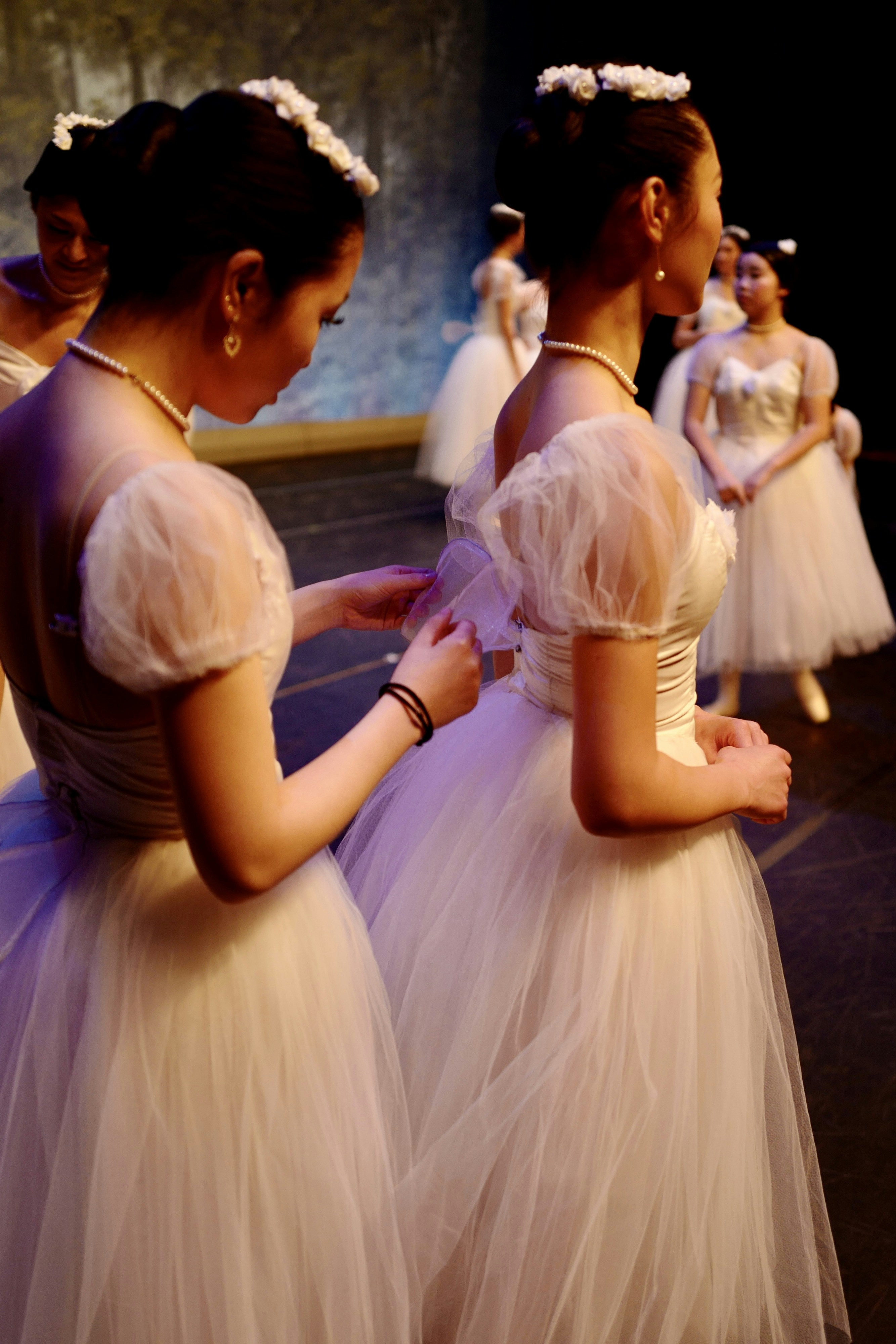 Las bailarinas se preparan entre bastidores antes de una actuación ...