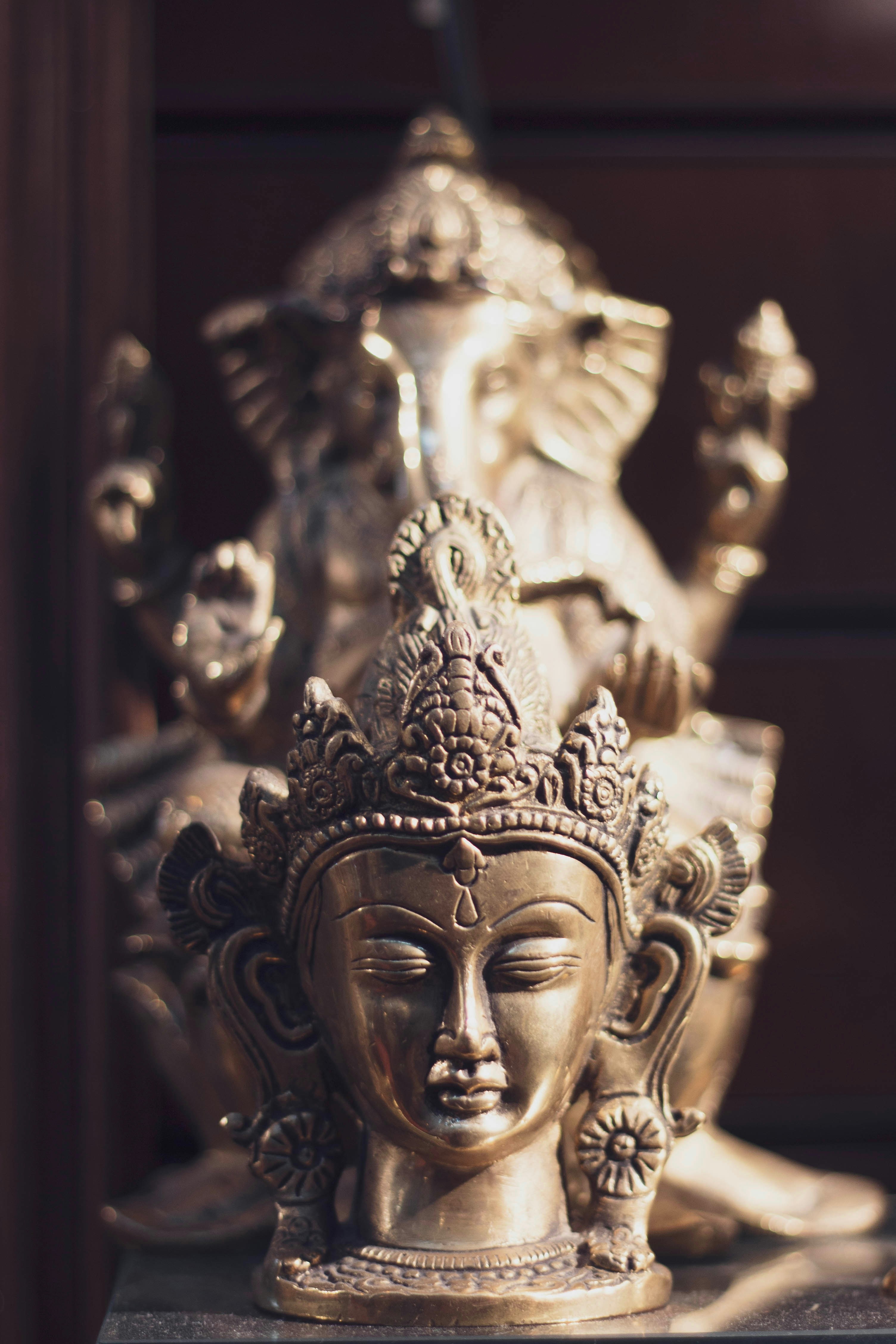 Las estatuas de bronce de las deidades se exhiben de manera prominente ...