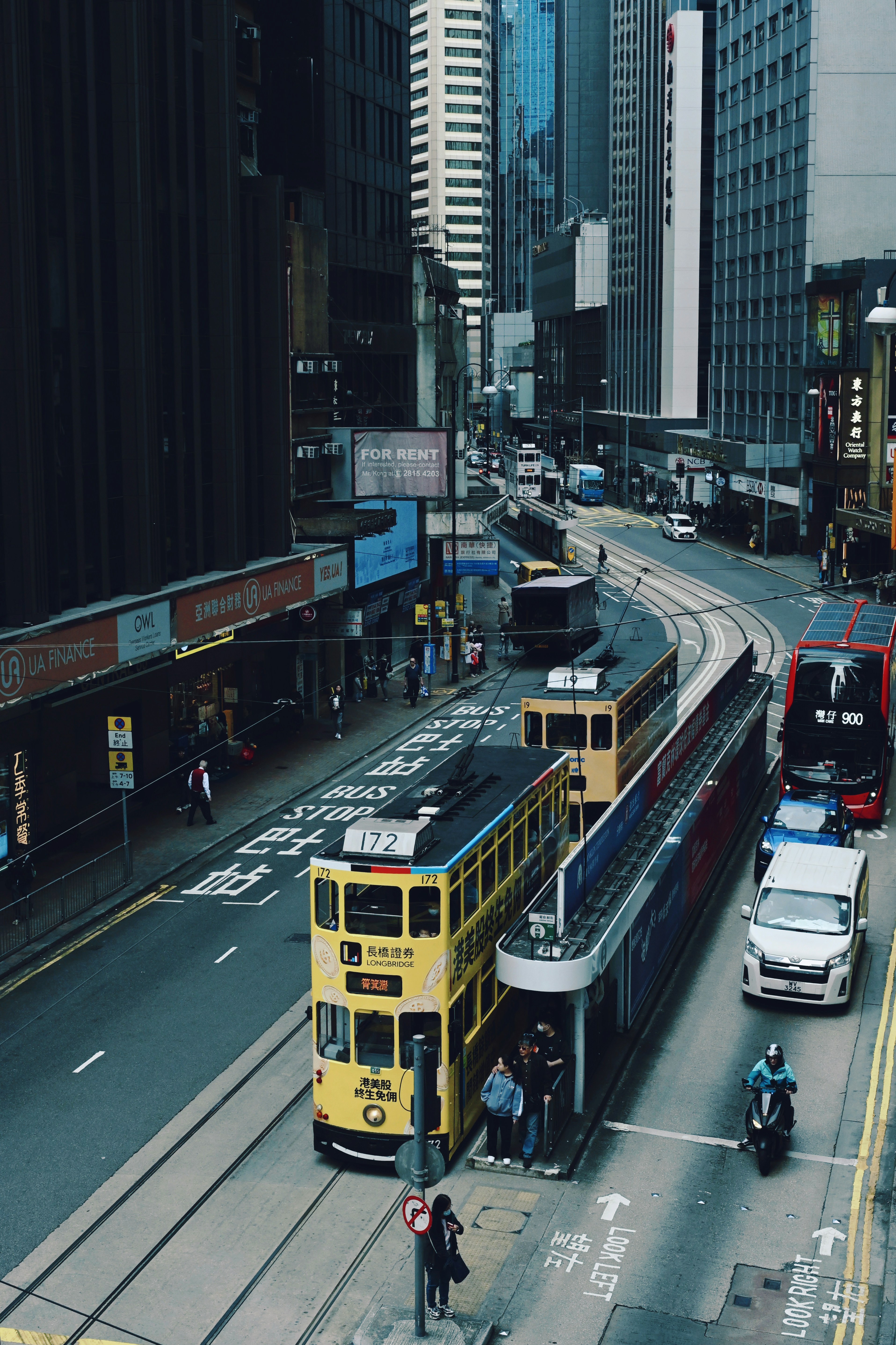 Yellow trams travel down a city street. photo – Free Car Image on Unsplash