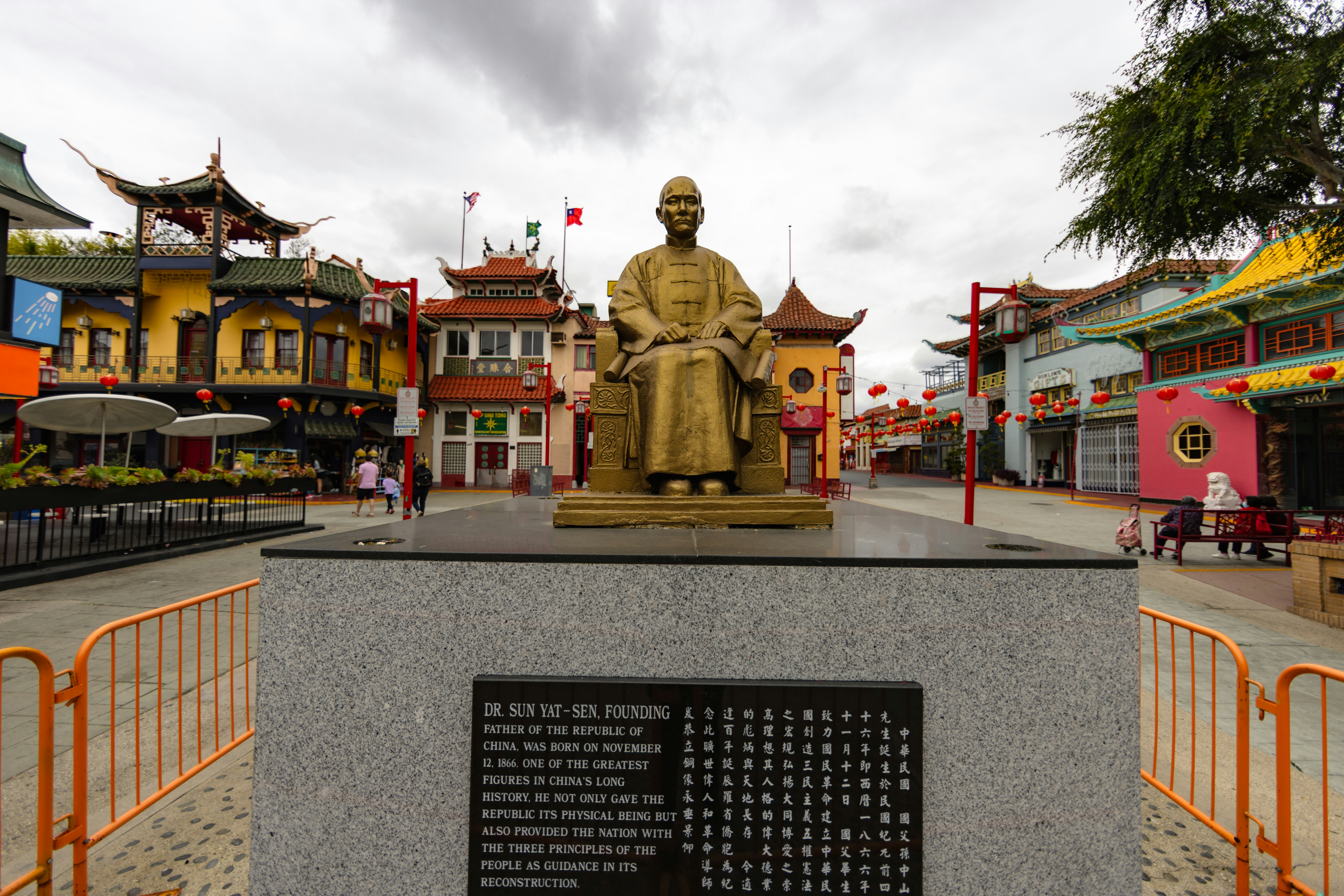Statue of a man in chinatown. photo – Free Building Image on Unsplash