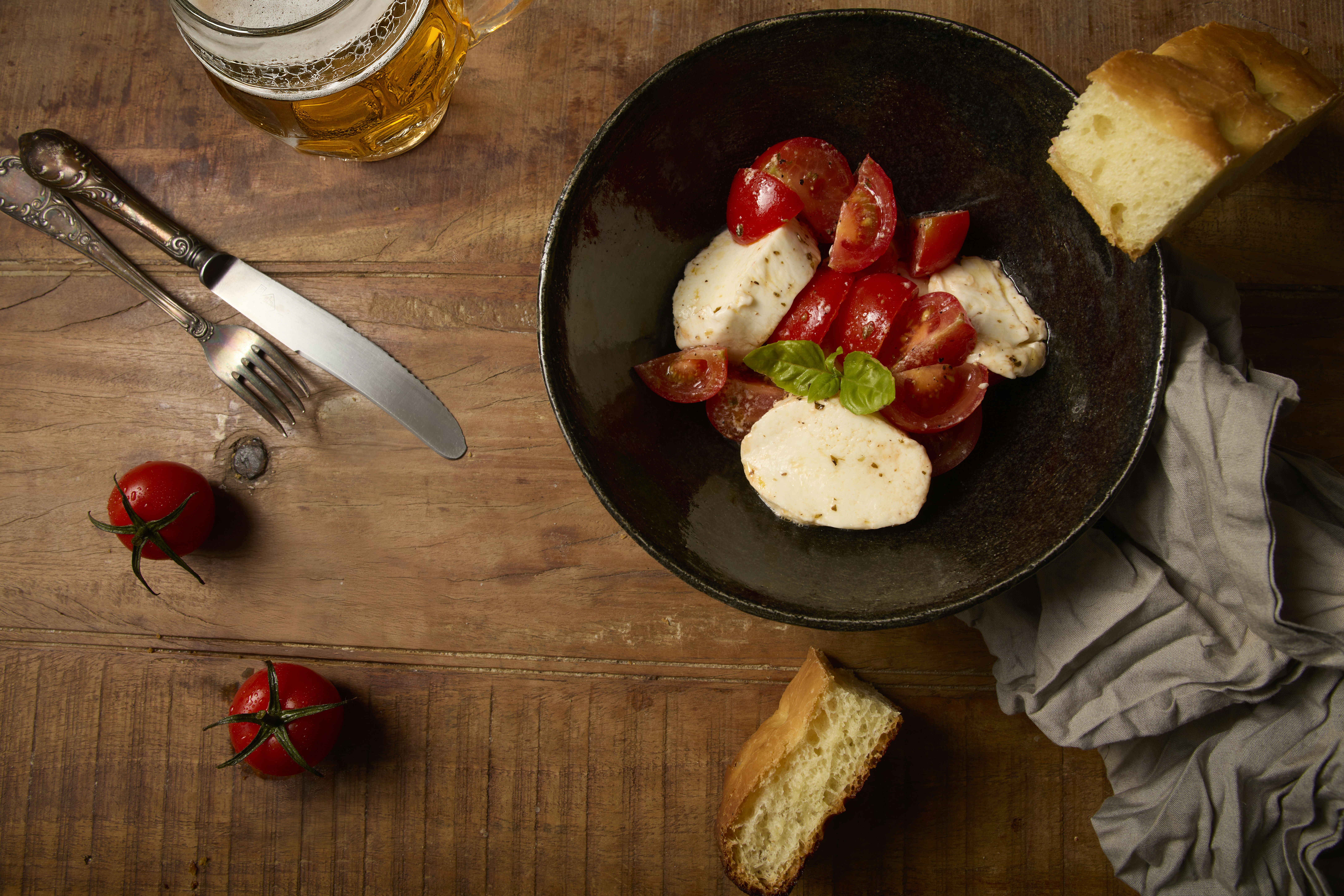 Ensalada caprese fresca y cerveza en una mesa. foto – Imagen de Víveres ...