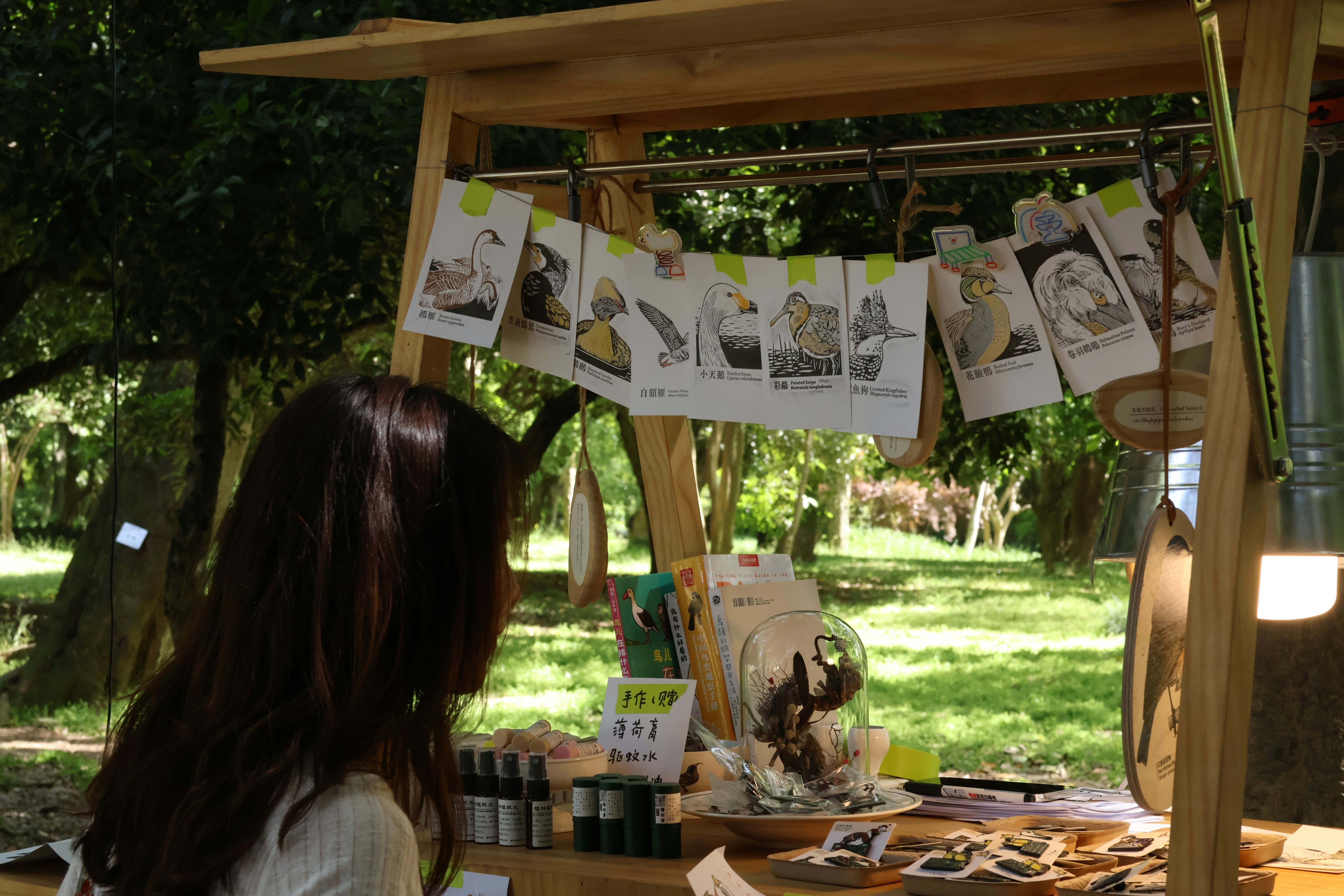 A woman shops at an outdoor art booth. photo – Free Park Image on Unsplash