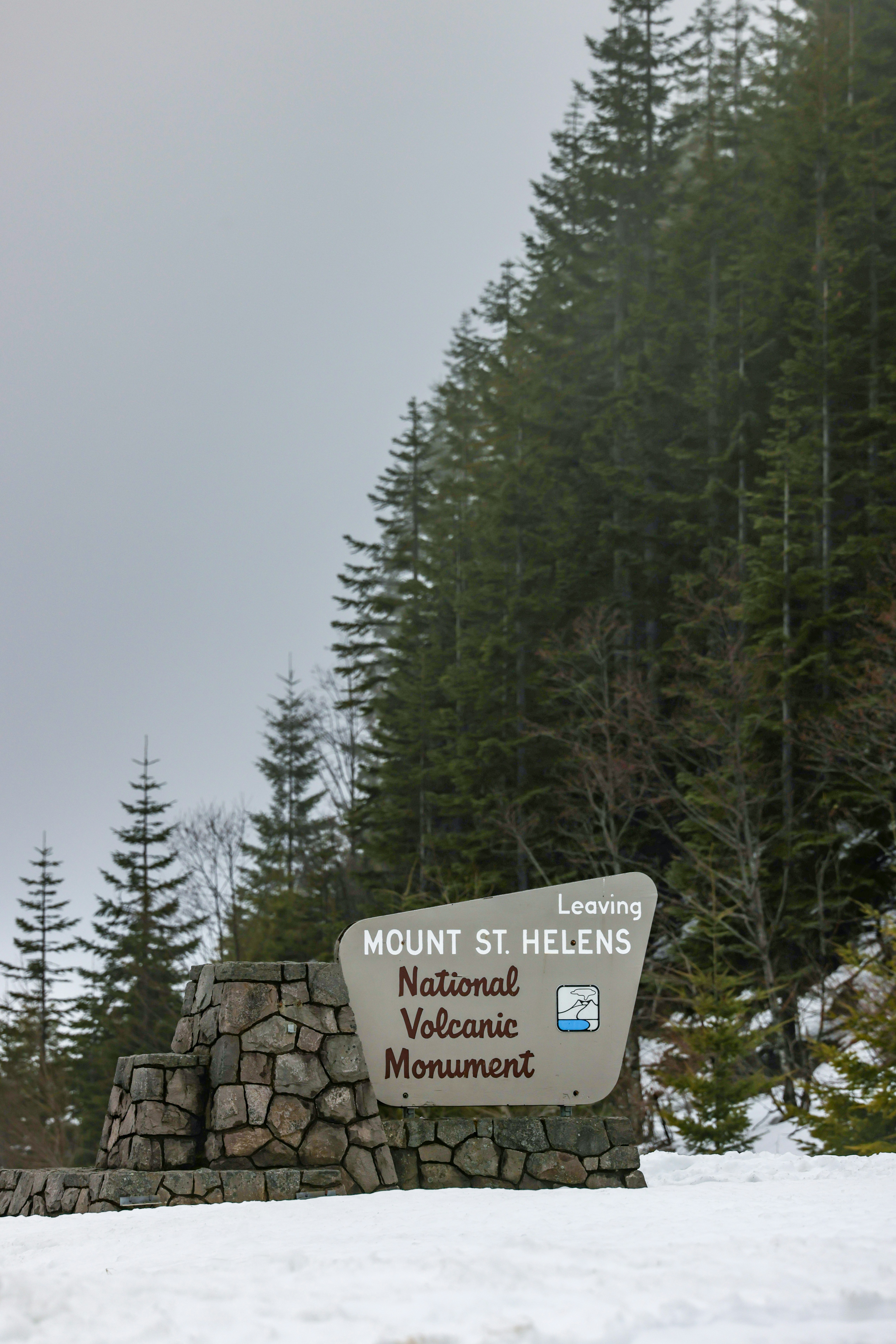 Mount st. helens national volcanic monument sign in winter. photo ...