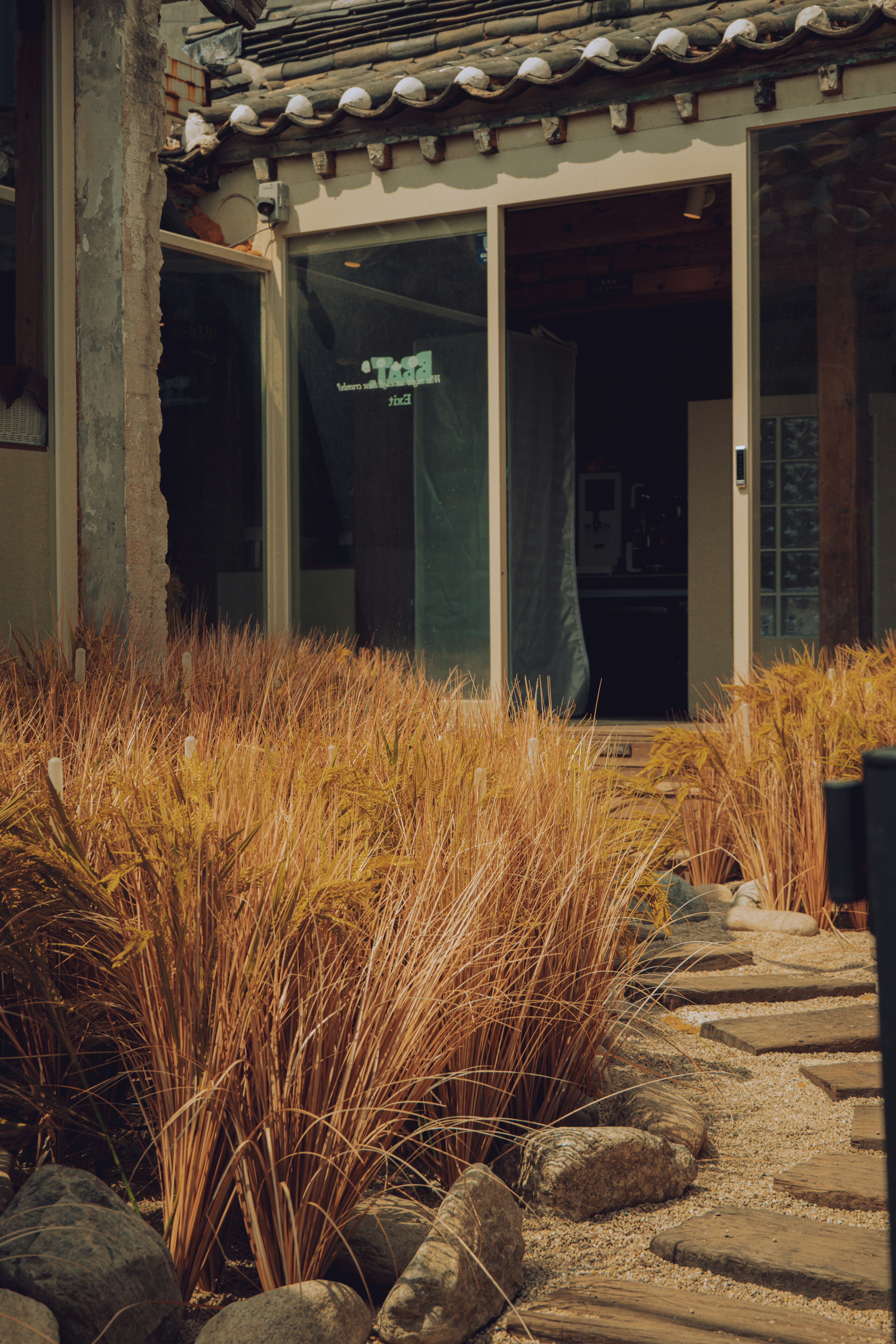 A korean cafe entrance with ornamental grasses. photo – Free Building ...
