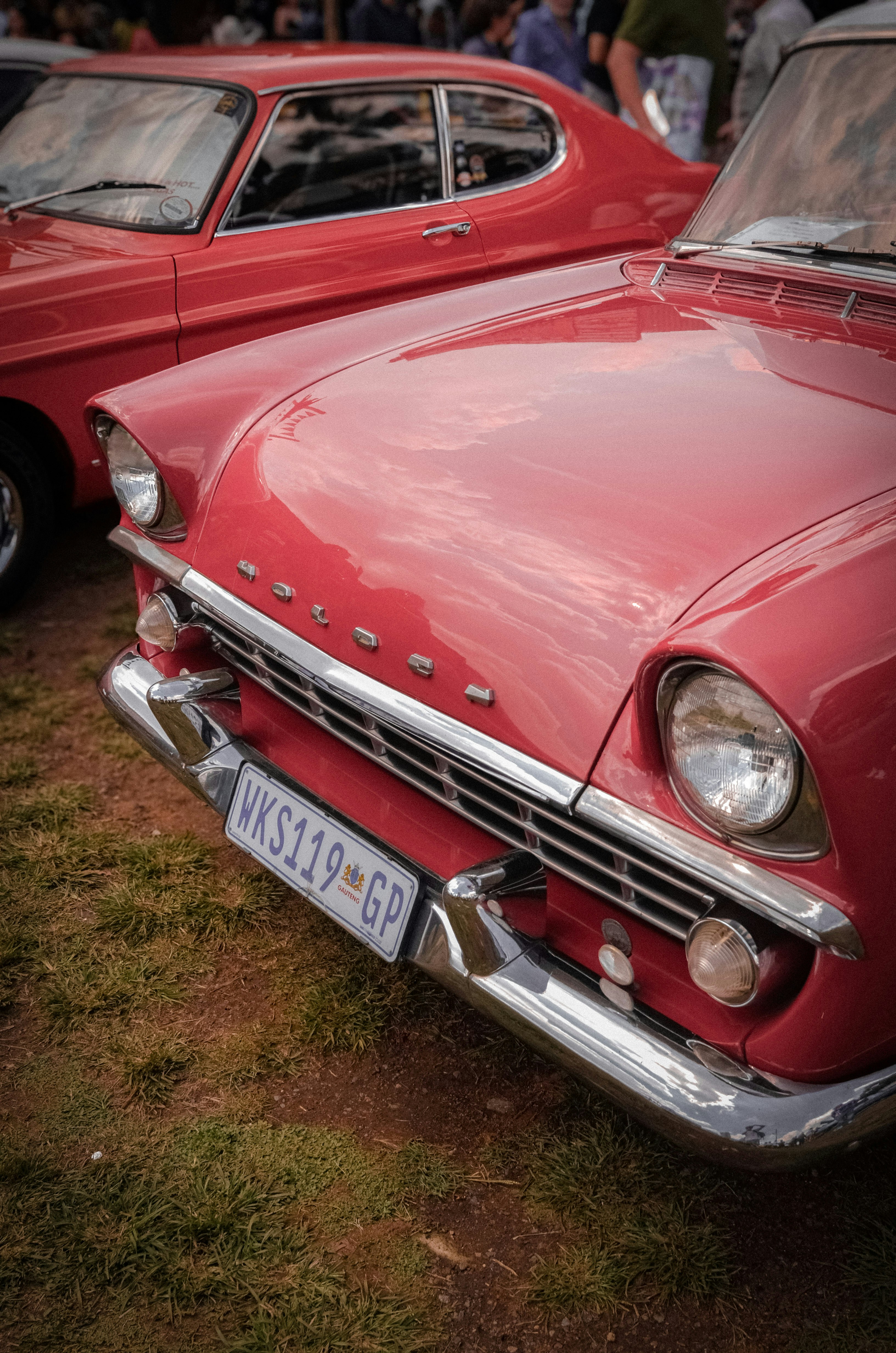 Los autos rojos clásicos se exhiben en un espectáculo. foto – Imagen de ...