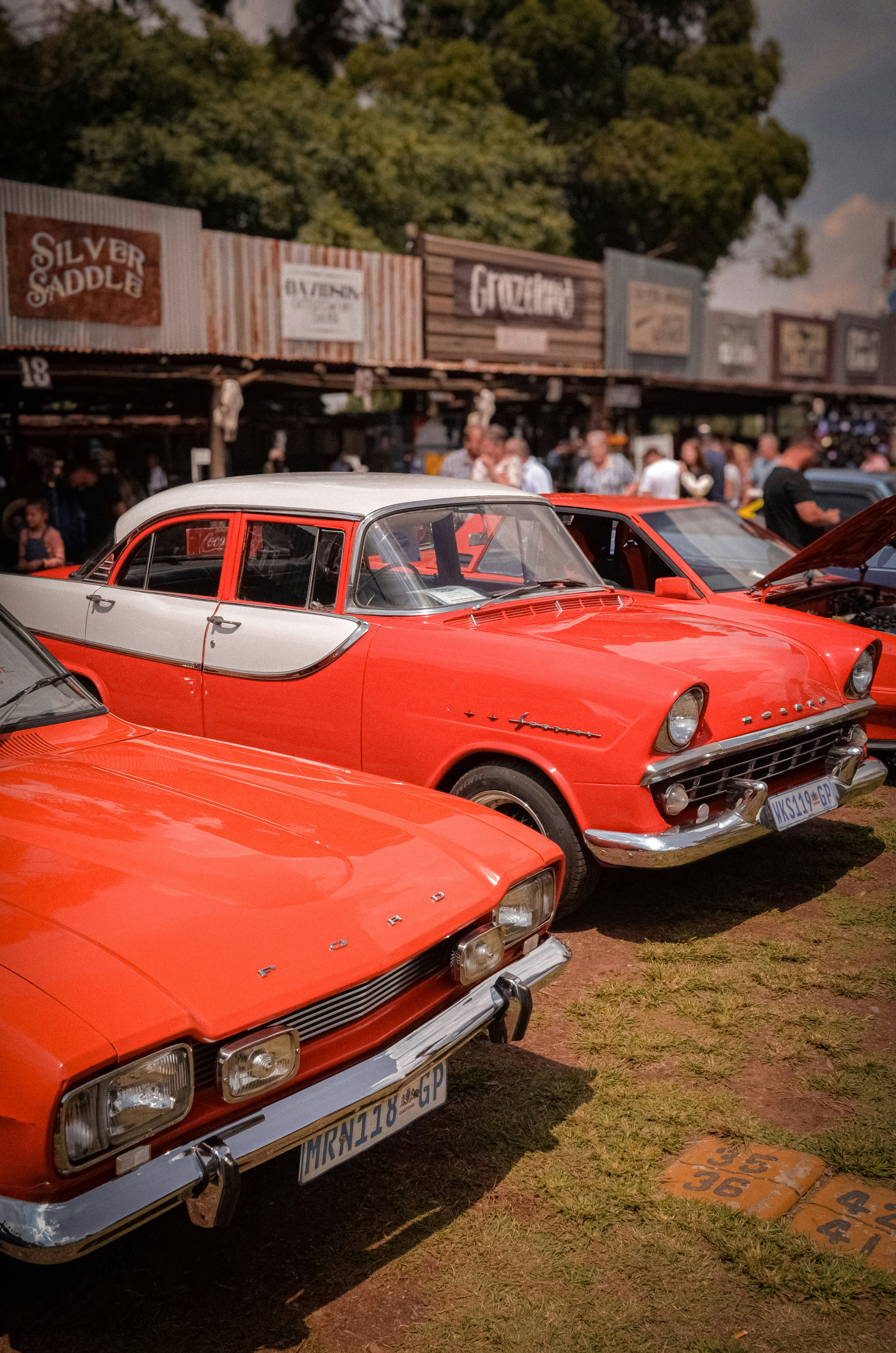 Los autos rojos clásicos se exhiben en un evento. foto – Imagen de ...