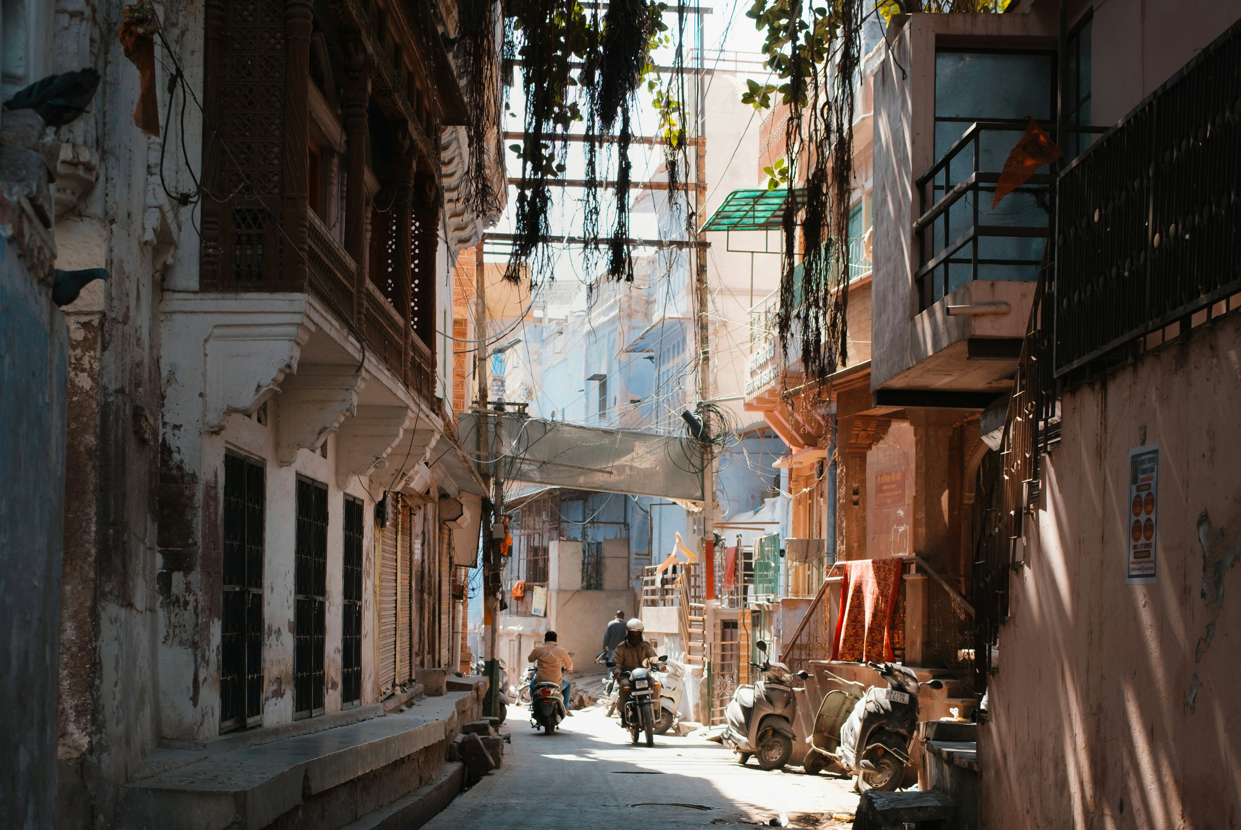 A sunny alleyway in a colorful, urban setting. photo – Free Street ...