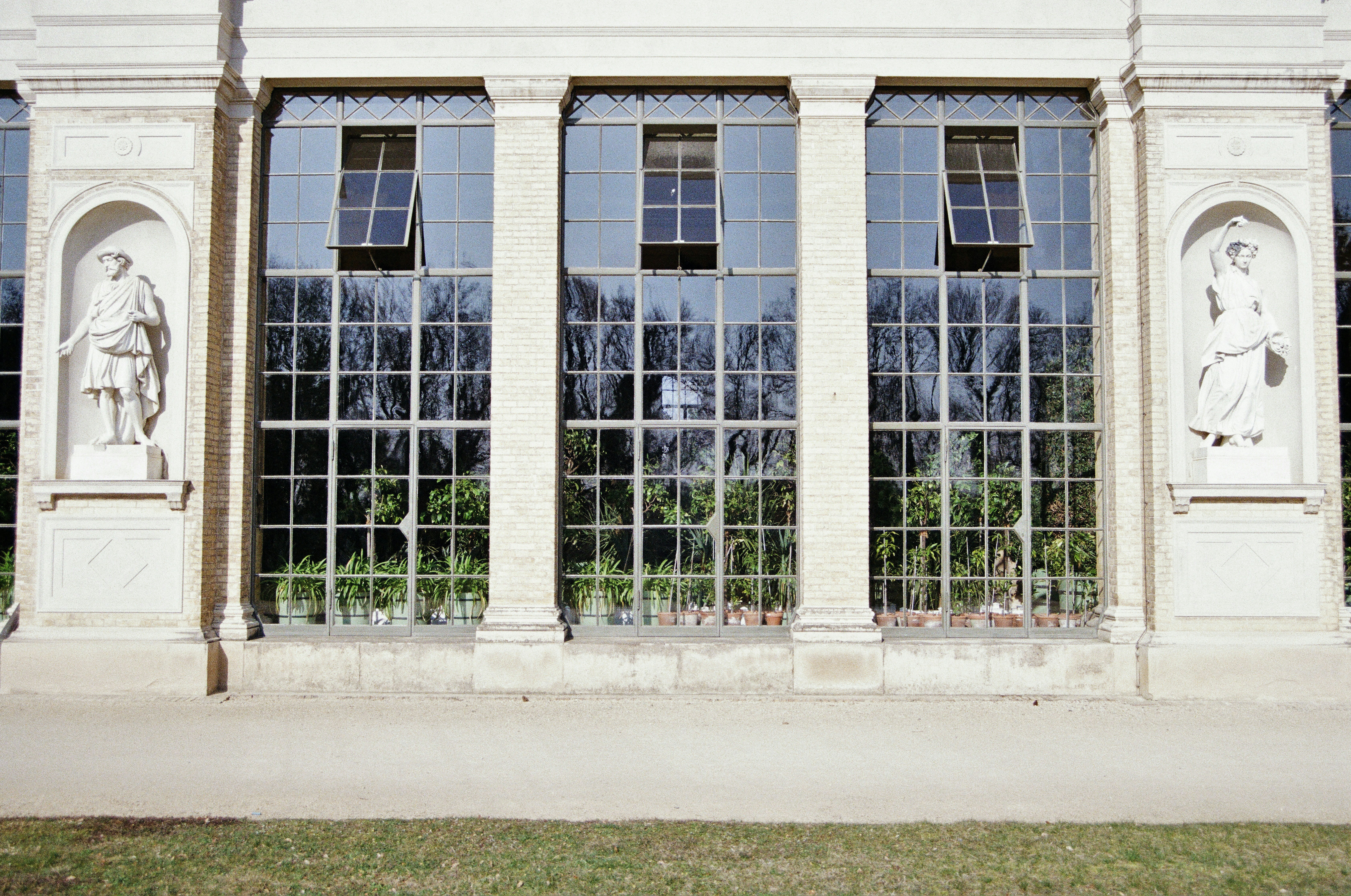A building features large, reflective windows. photo – Free Film ...
