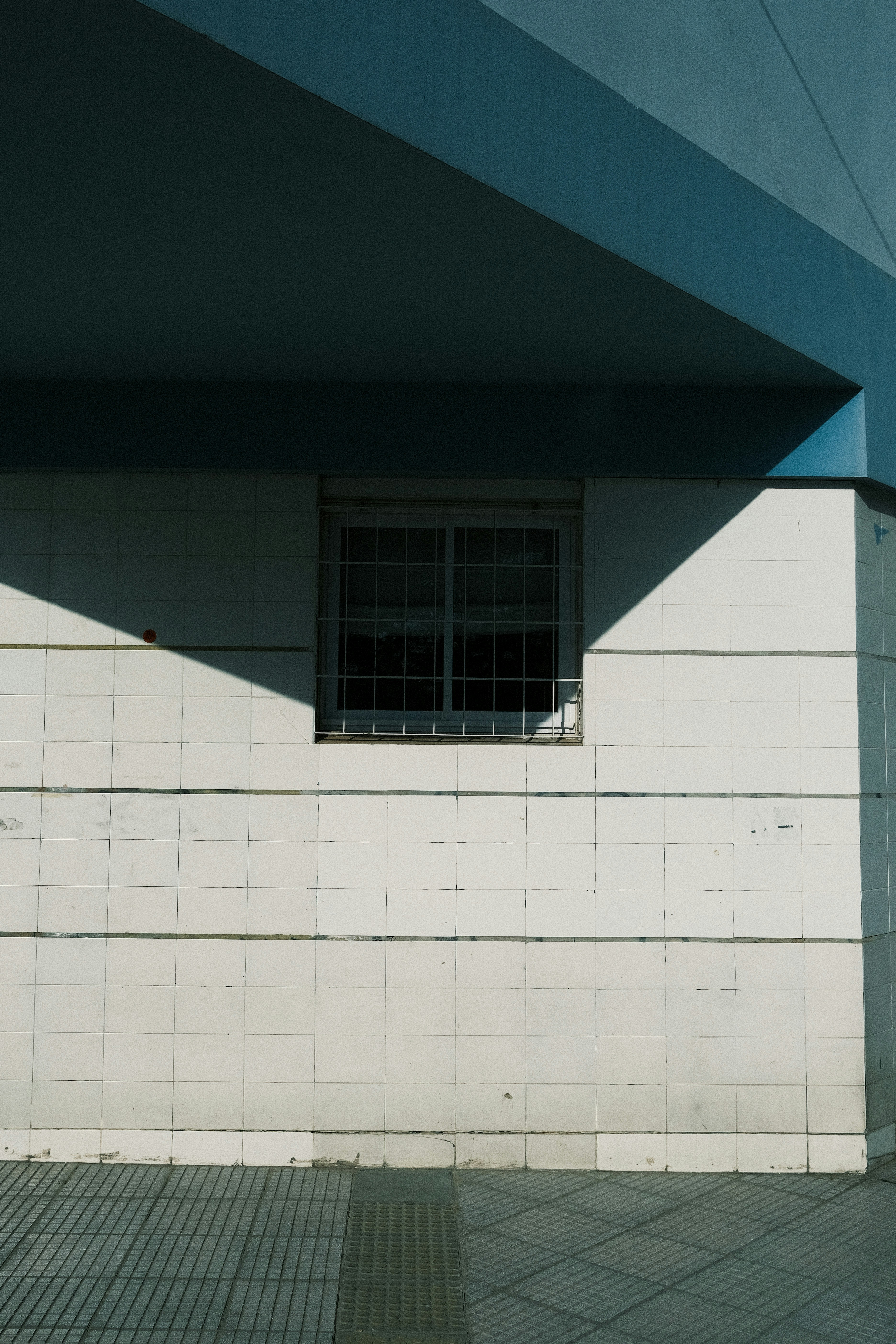 Una ventana es proyectada en sombra por la arquitectura. foto – Imagen ...