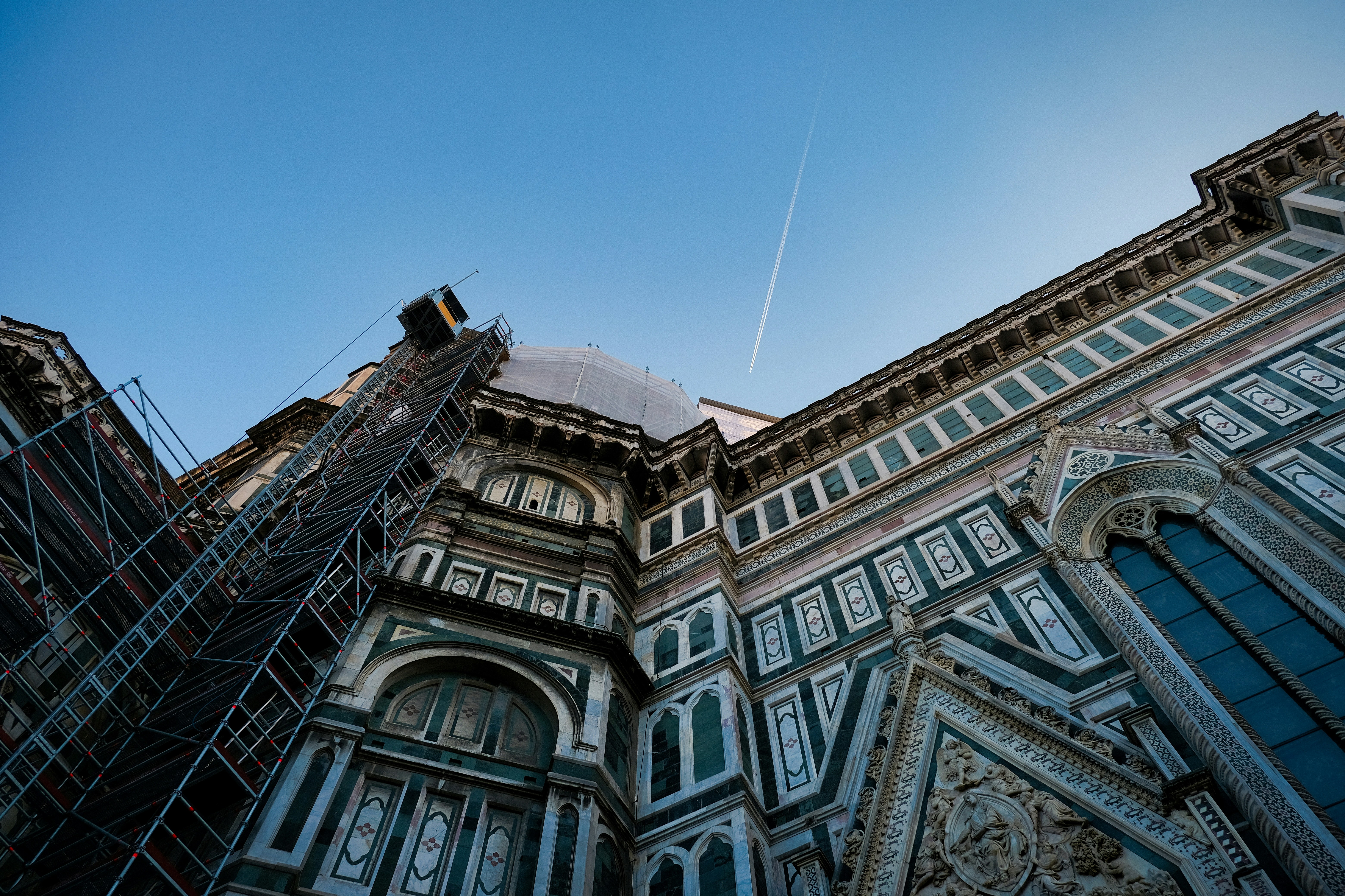 El Duomo de Florencia se ve desde un ángulo bajo. foto – Imagen de ...