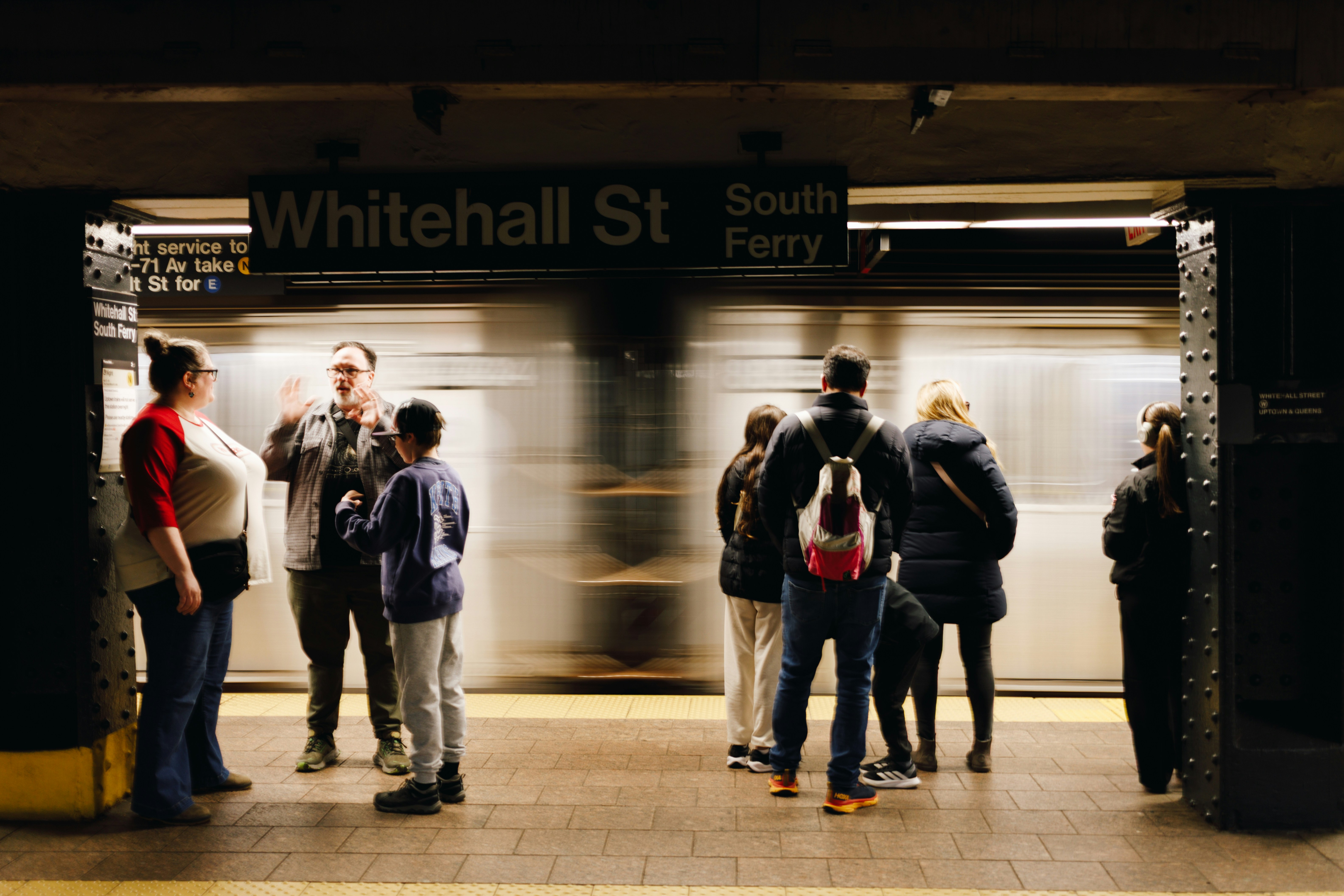 People wait for a subway train at the station. photo – Free Street ...