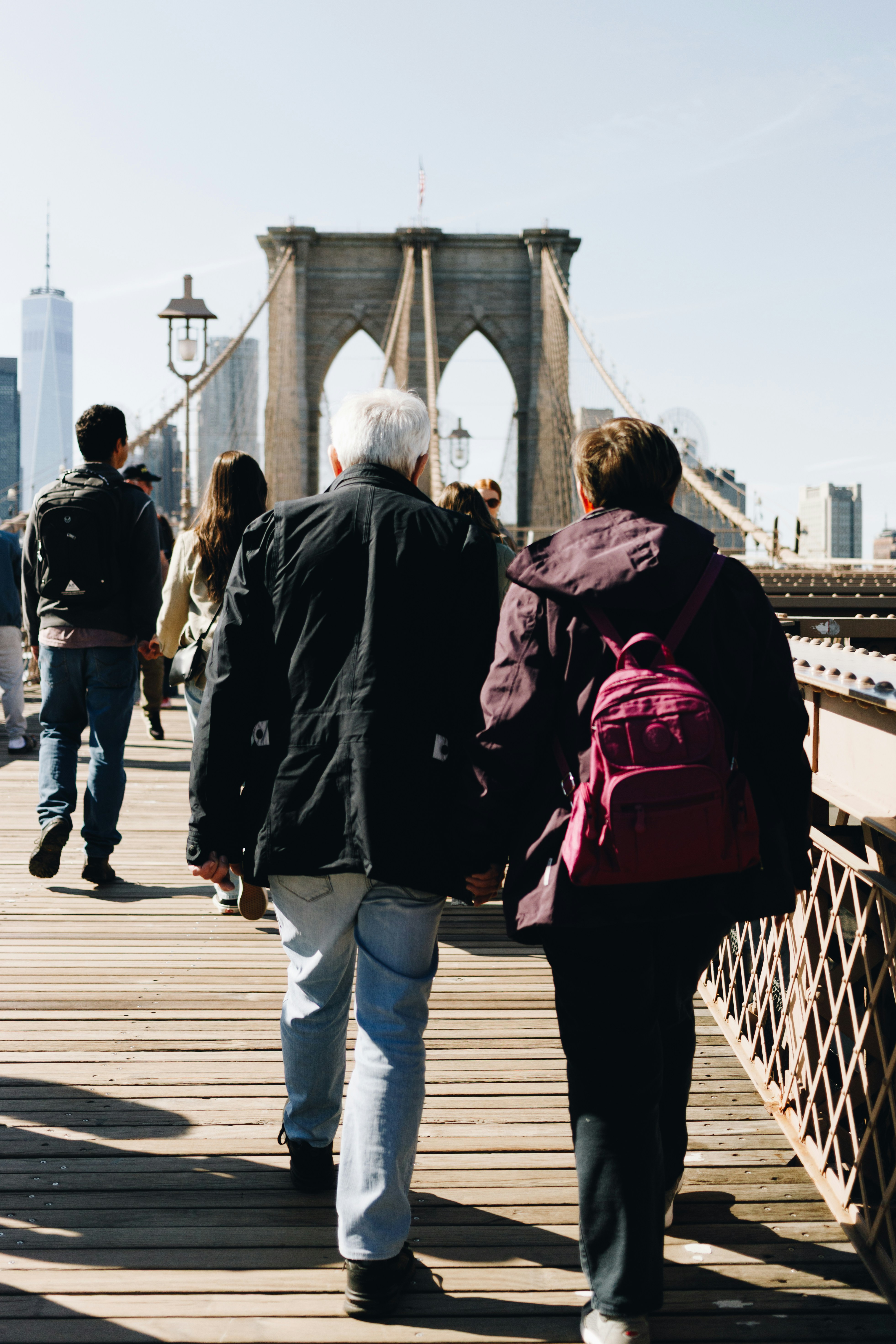 People walk on brooklyn bridge on a sunny day. photo – Free New york ...