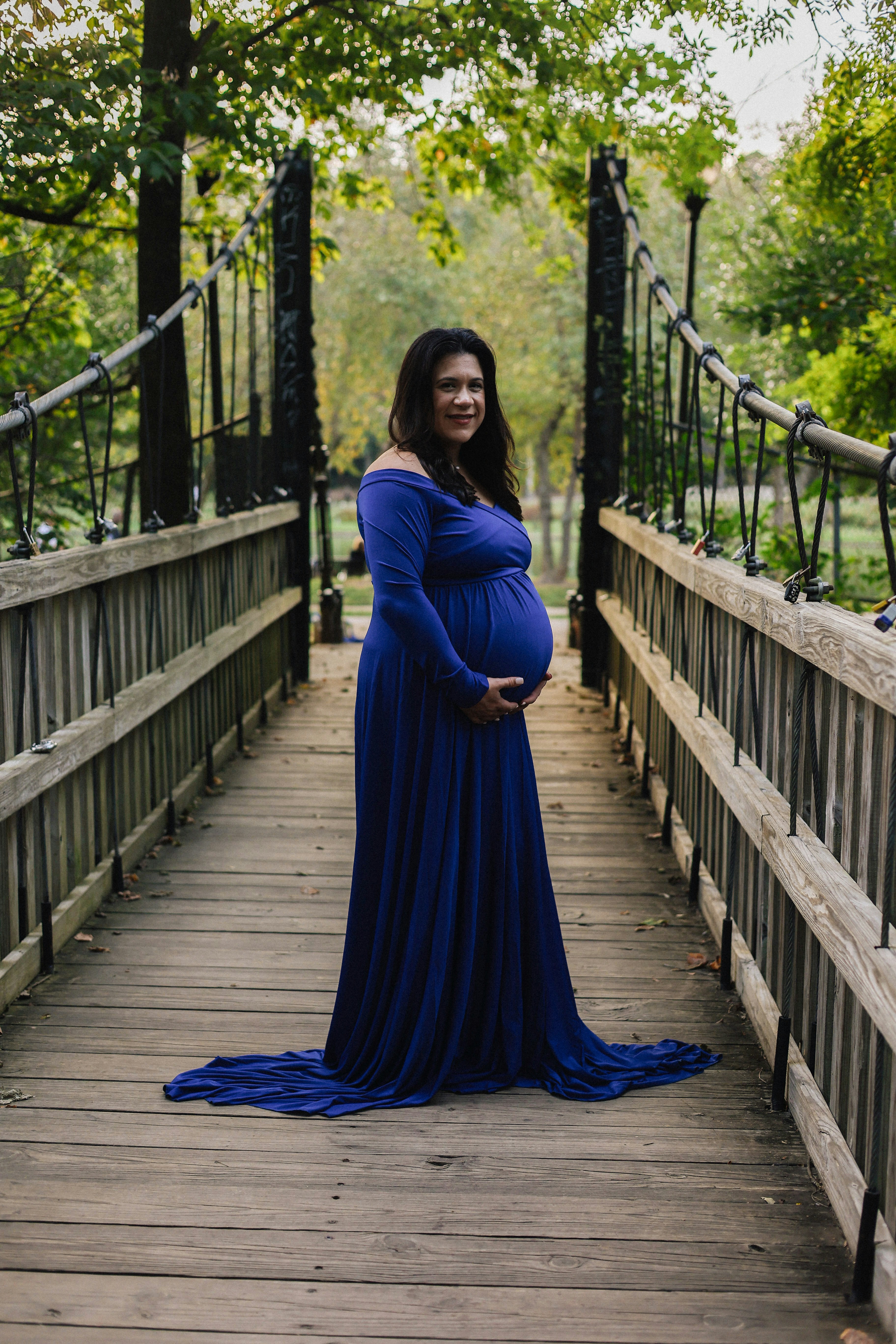 Pregnant woman poses on a bridge in a blue dress. photo – Free Forest ...