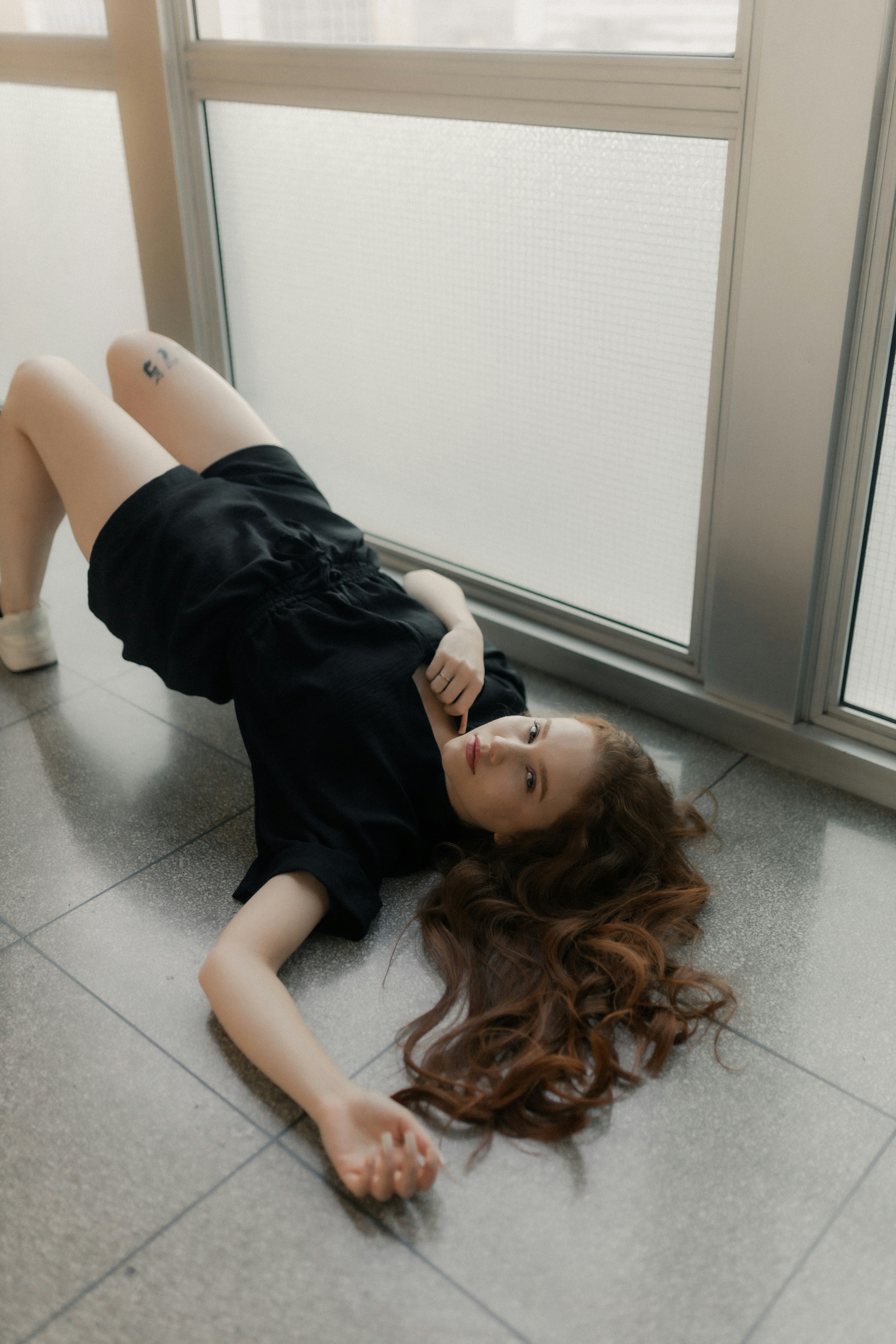 Femme allongée devant une fenêtre. photo – Image gratuite sur Unsplash