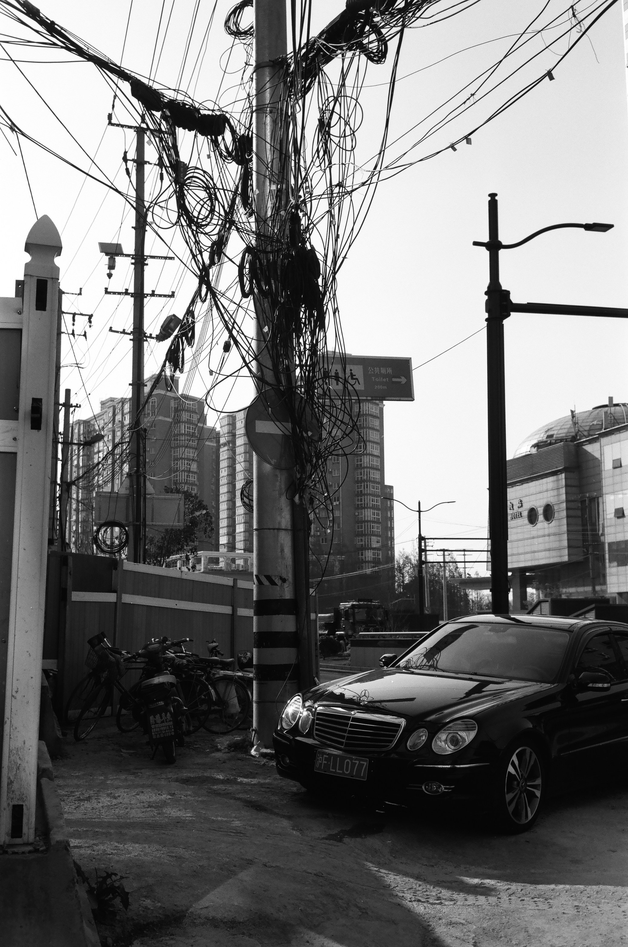 Overhead wires create a chaotic, urban scene. photo – Free China Image ...