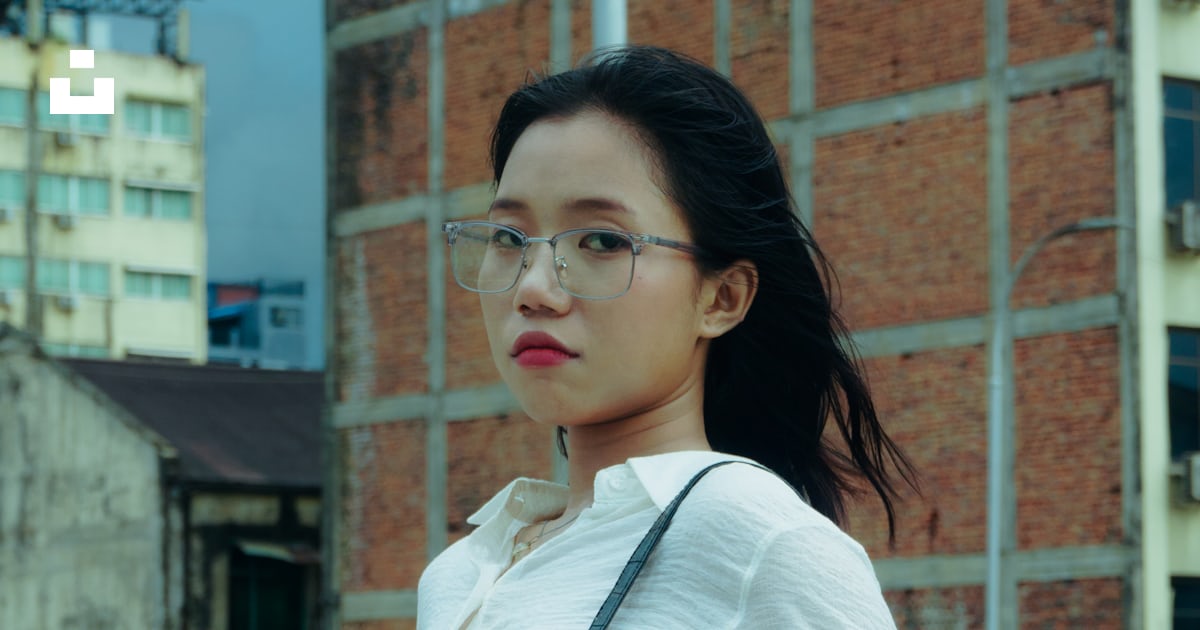 建物の前でポーズをとる女性。の写真 Unsplashのヤンゴンの無料画像