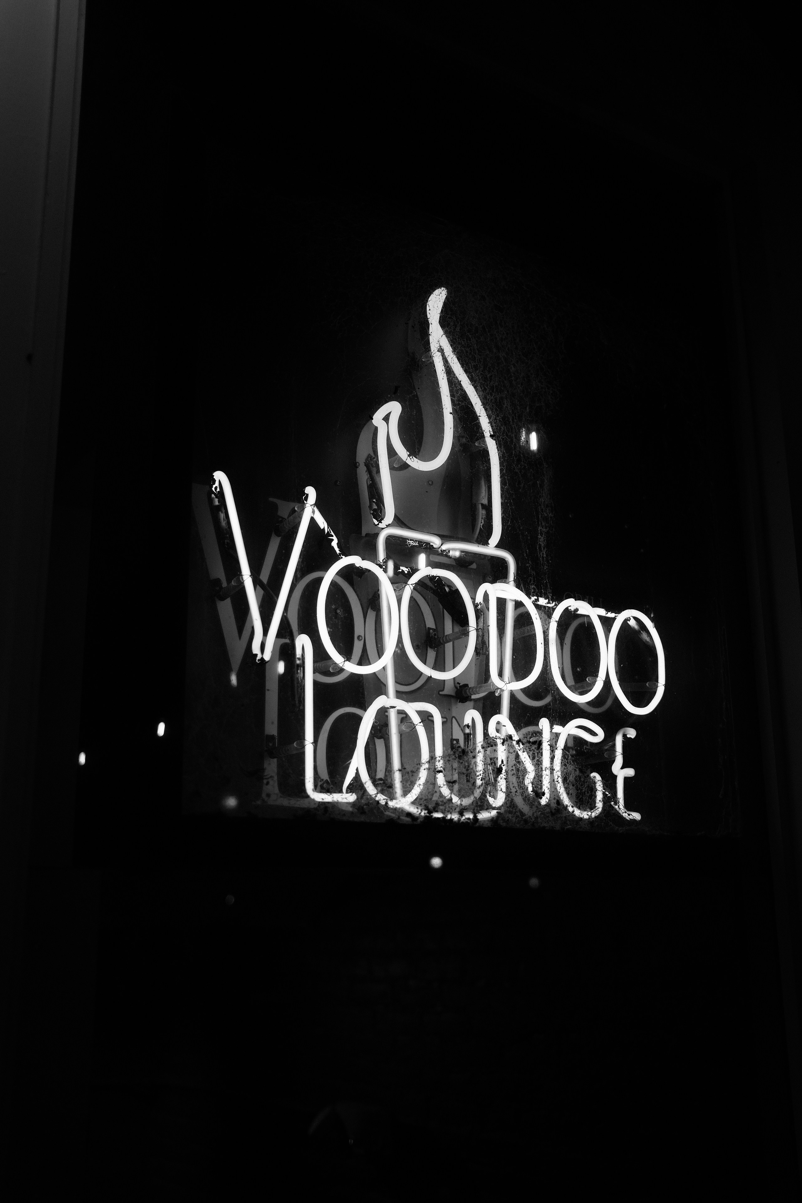 A neon sign reading "voodoo lounge." photo – Free Image on Unsplash