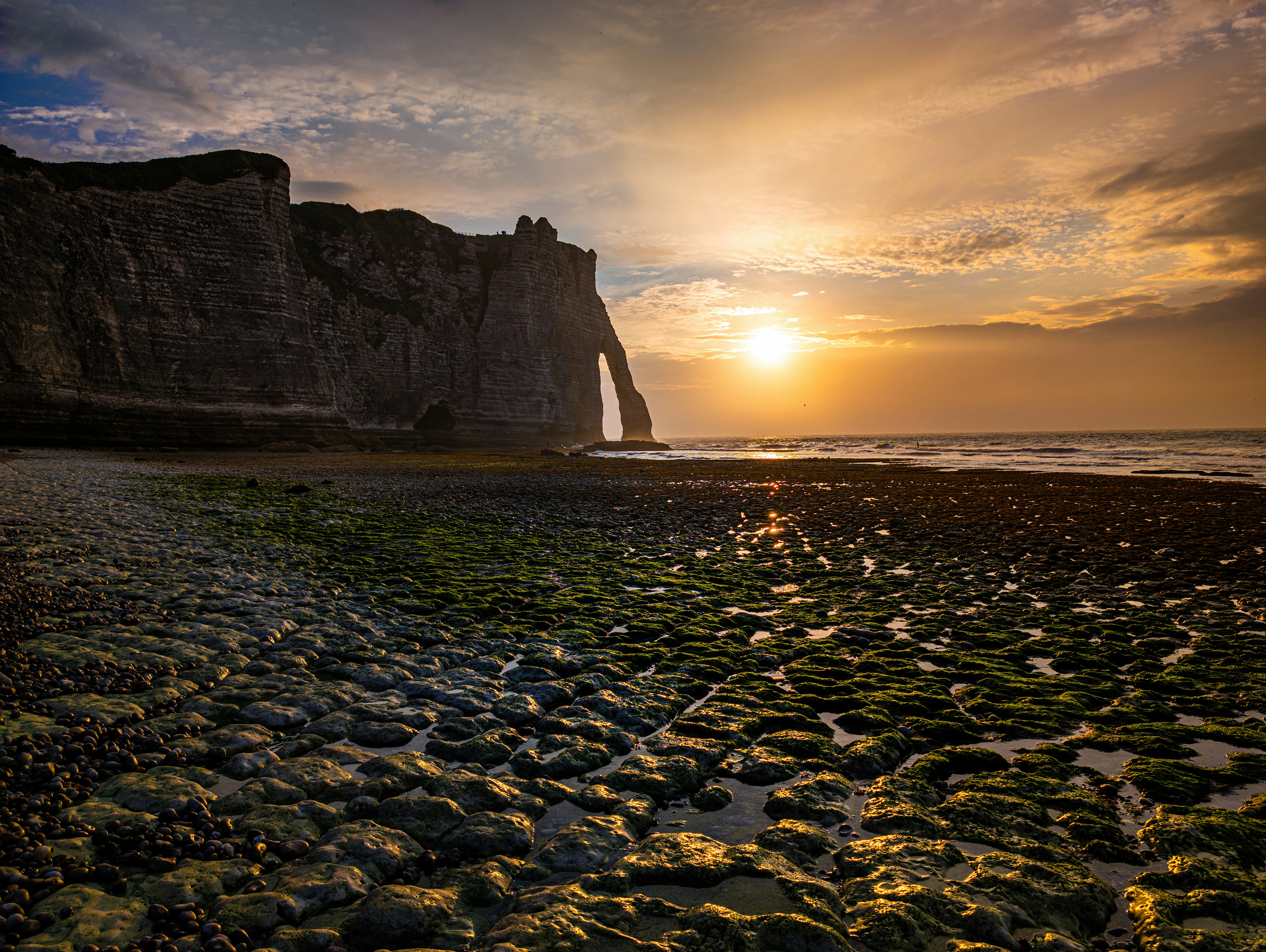 Sunset over cliffs and the sea. photo – Free Sunset beach Image on Unsplash