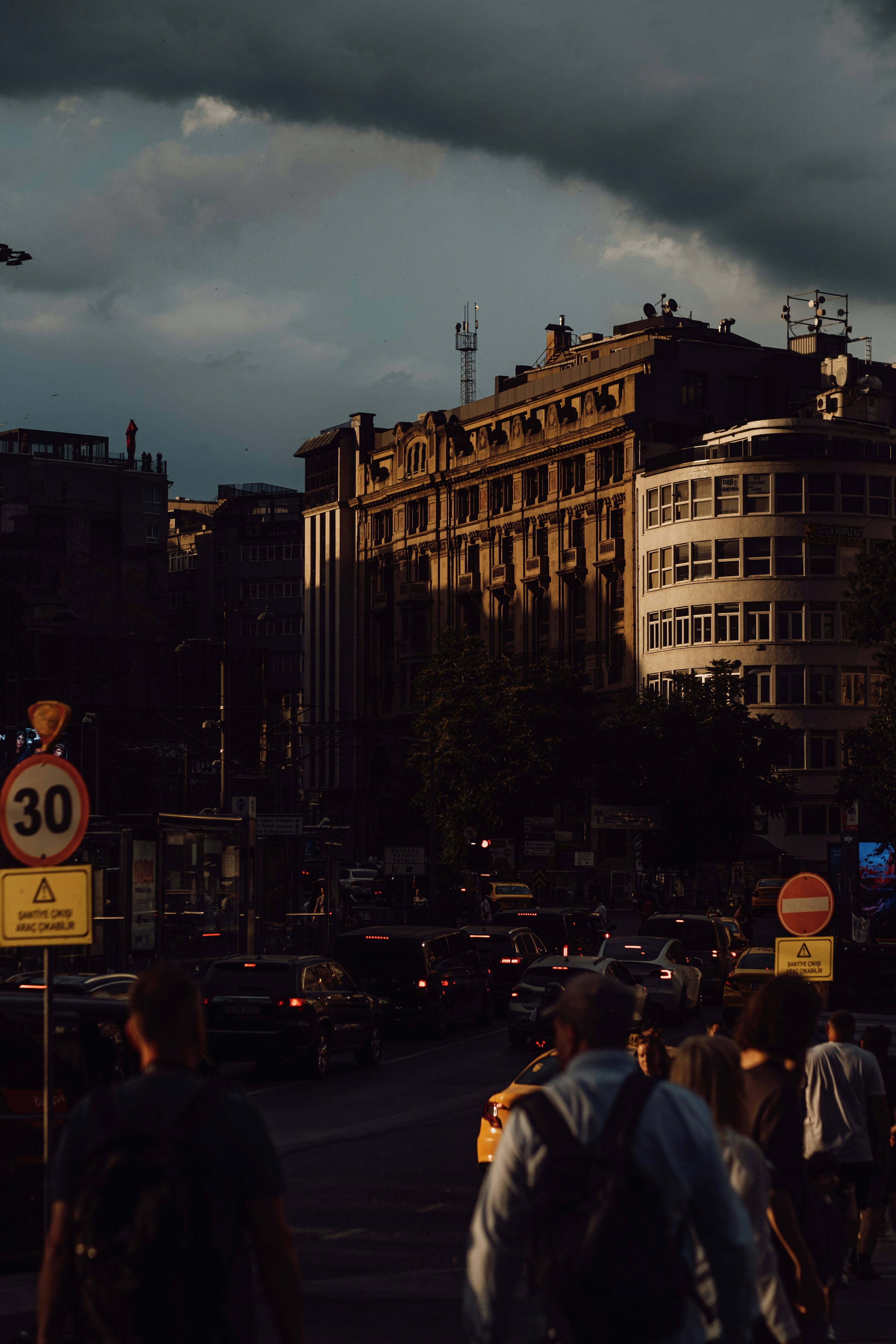 Dusk in Motion: The Curve of Light Over a Busy Avenue