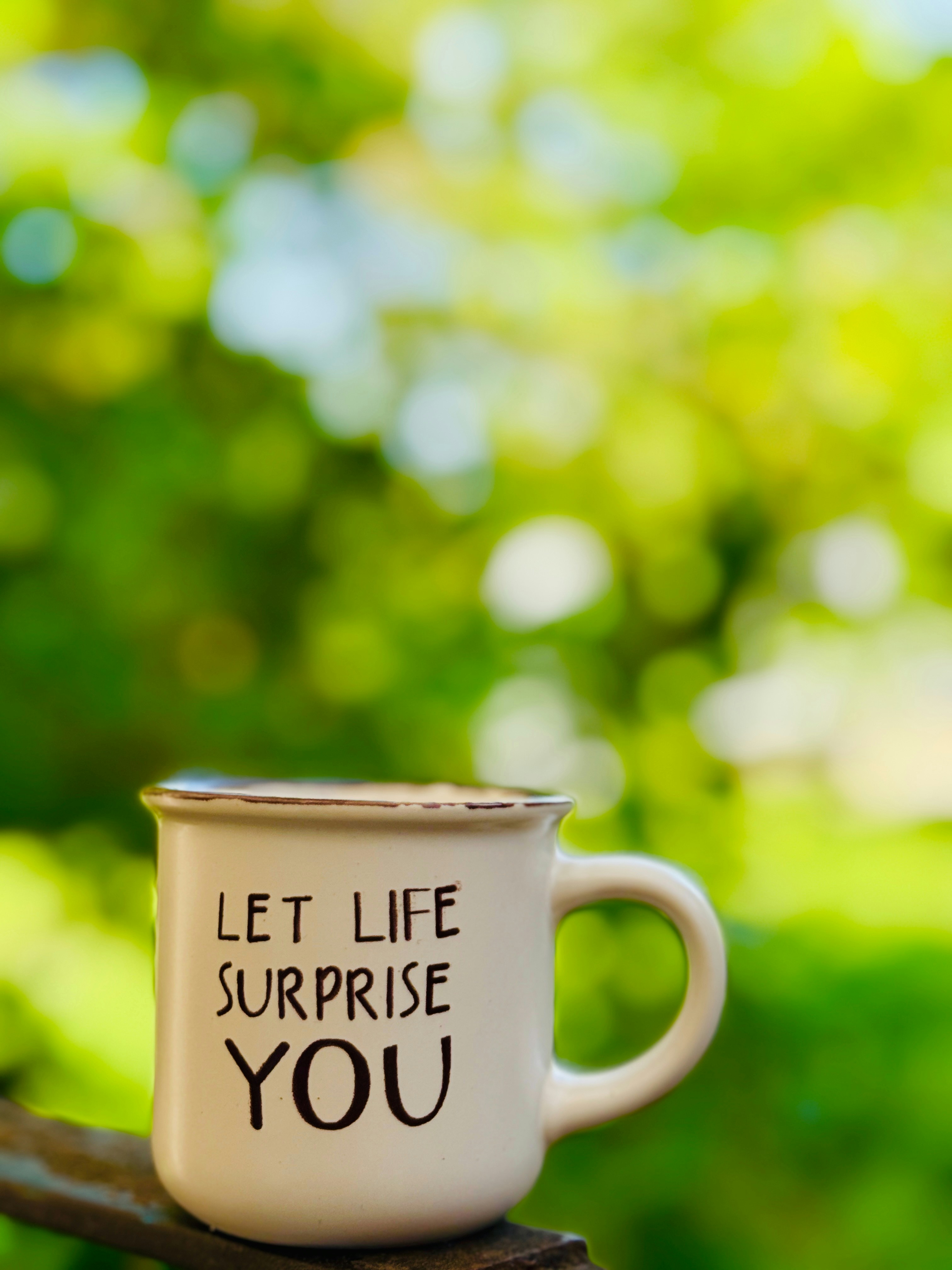 A coffee cup urges: let life surprise you!