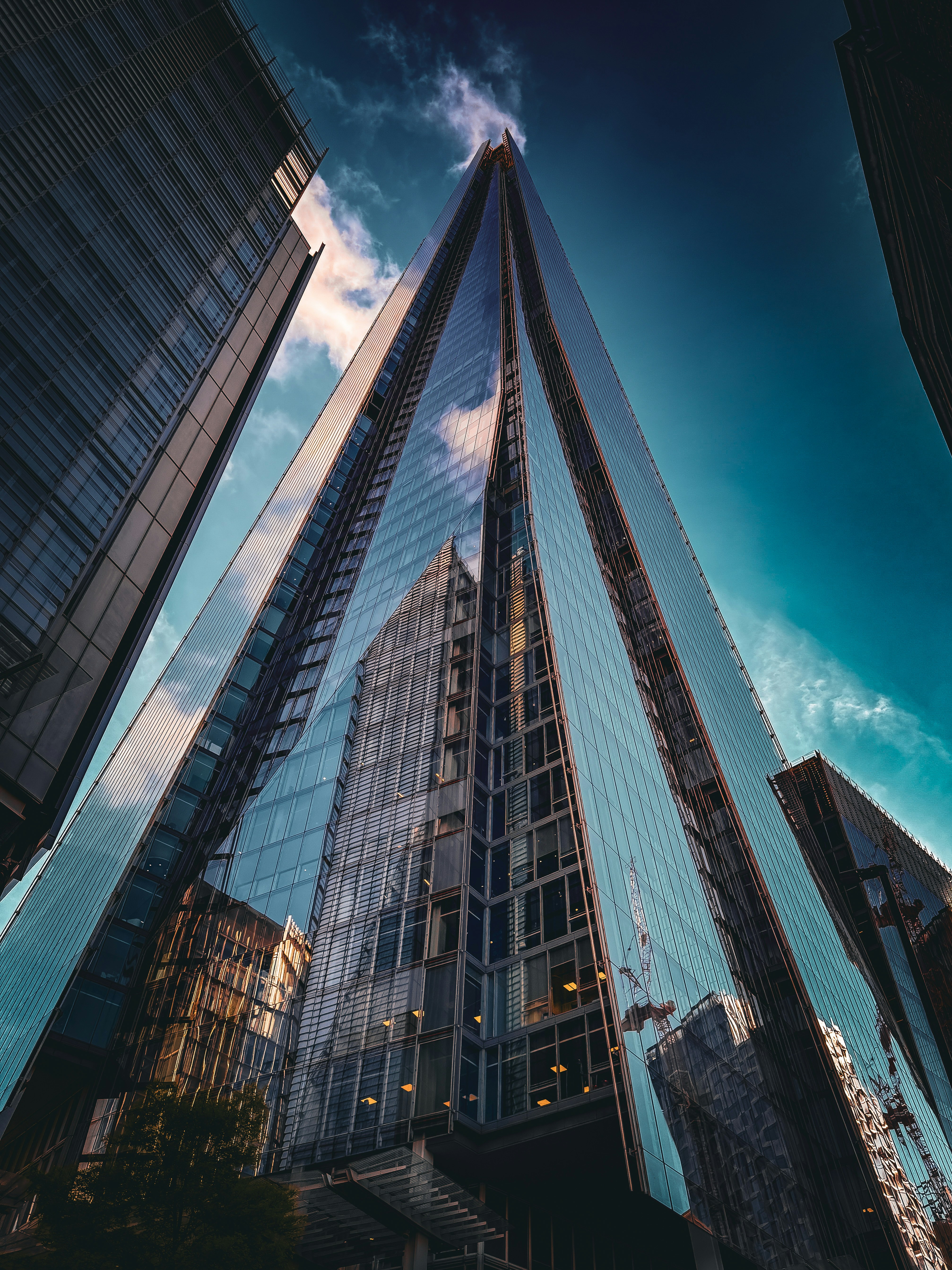 A tall glass skyscraper points towards the sky. photo – Free London ...