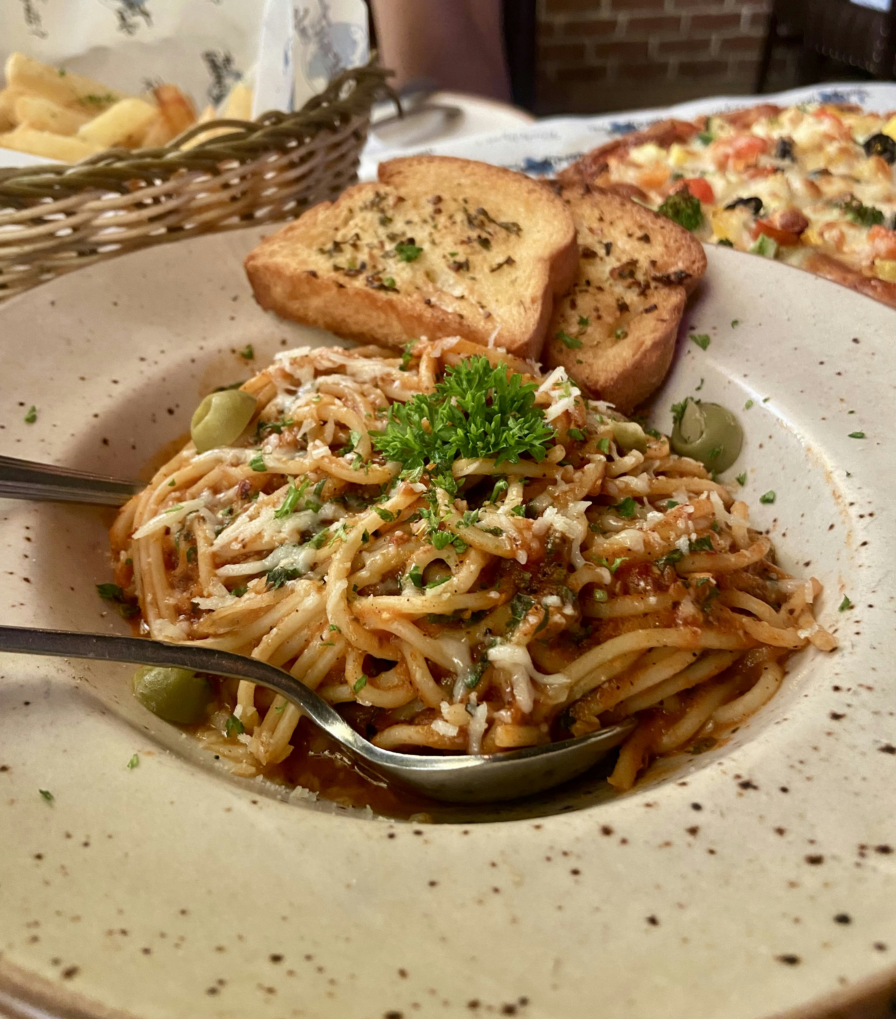 Delicious spaghetti with garlic bread on a plate. photo – Free Food ...