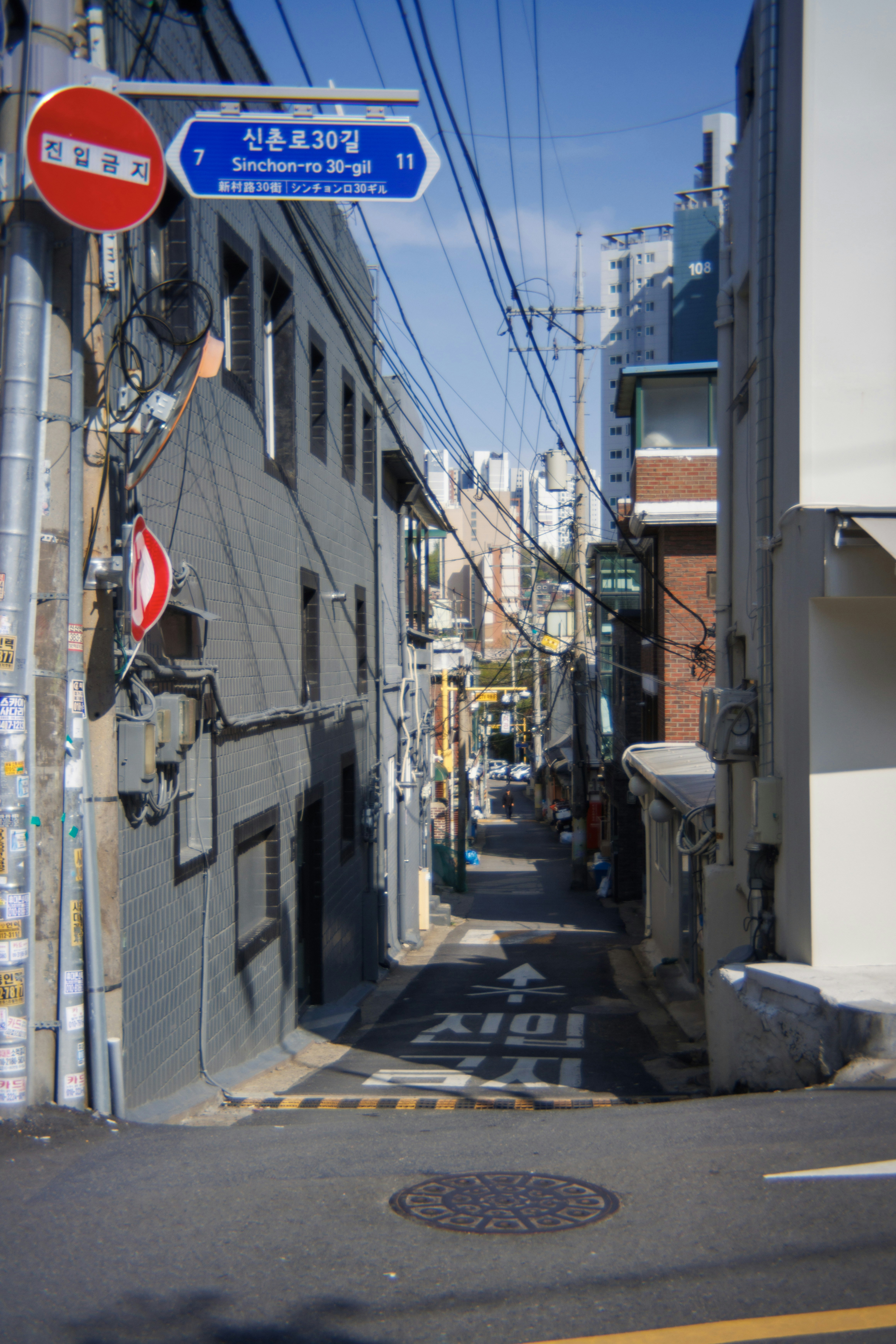 Urban Alleyway: A Glimpse into City LifeDohyuk You