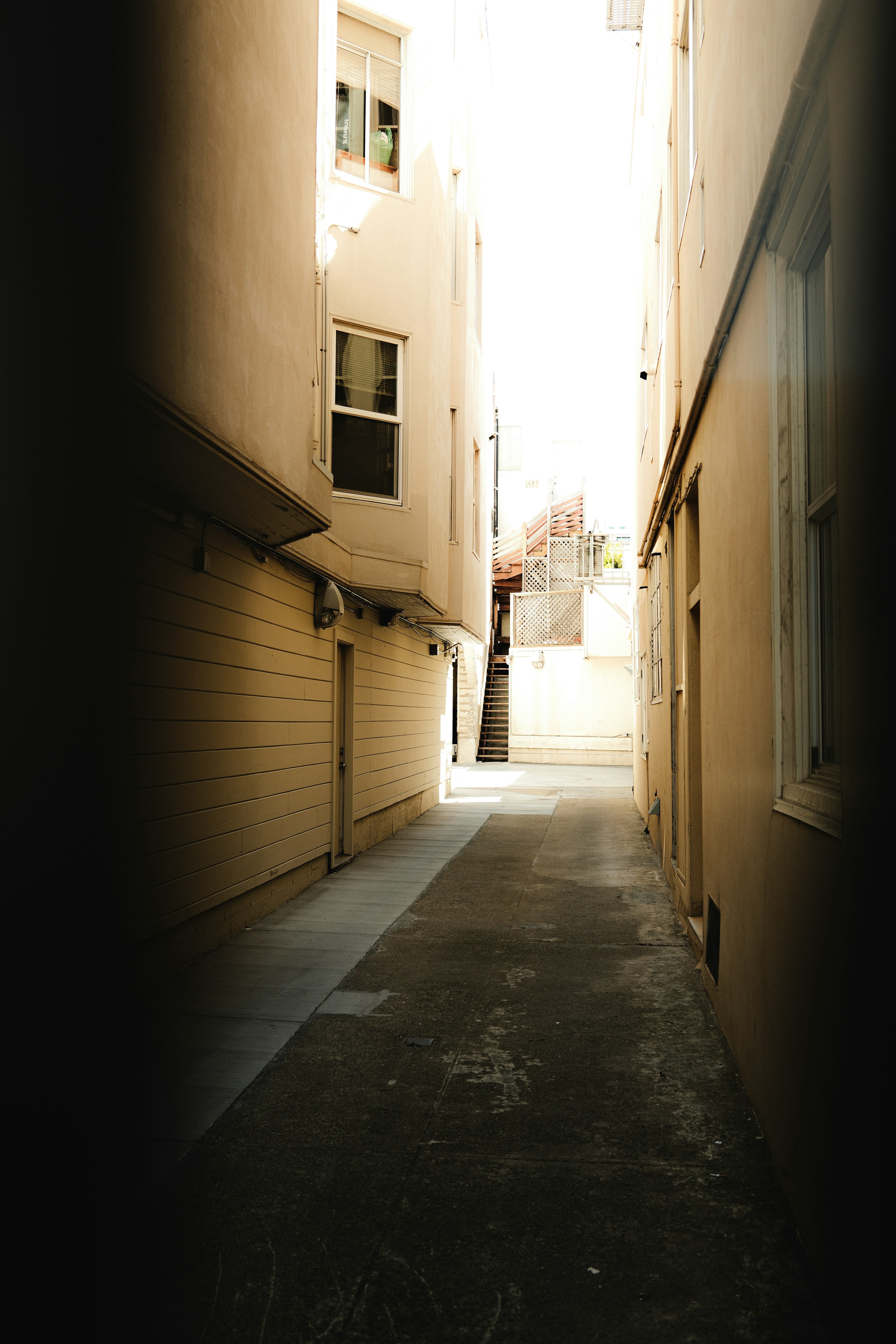 A narrow alleyway leads towards bright sunlight. photo – Free Usa Image ...
