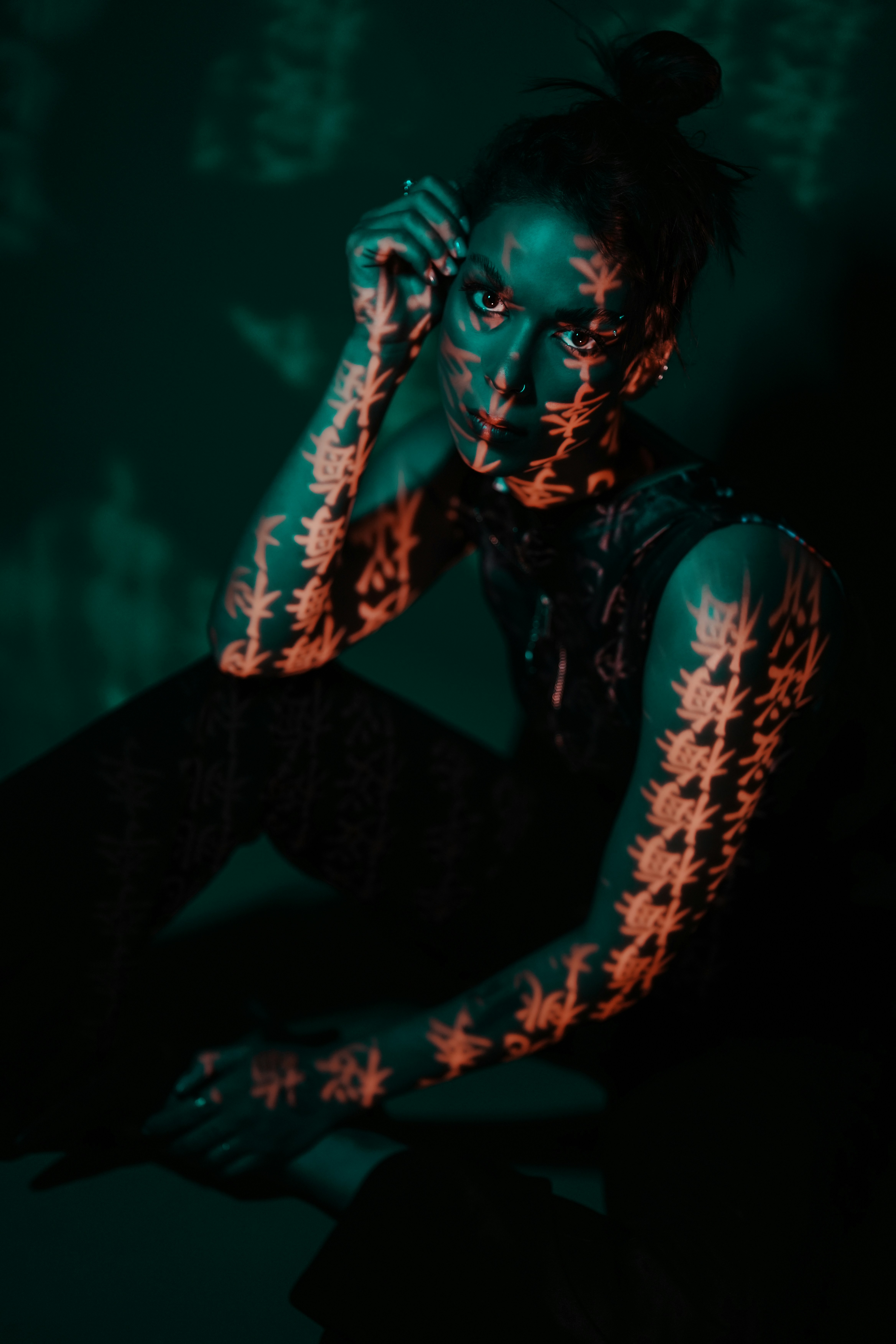 Una mujer está cubierta de una luz naranja. foto – Imagen gratuita en ...