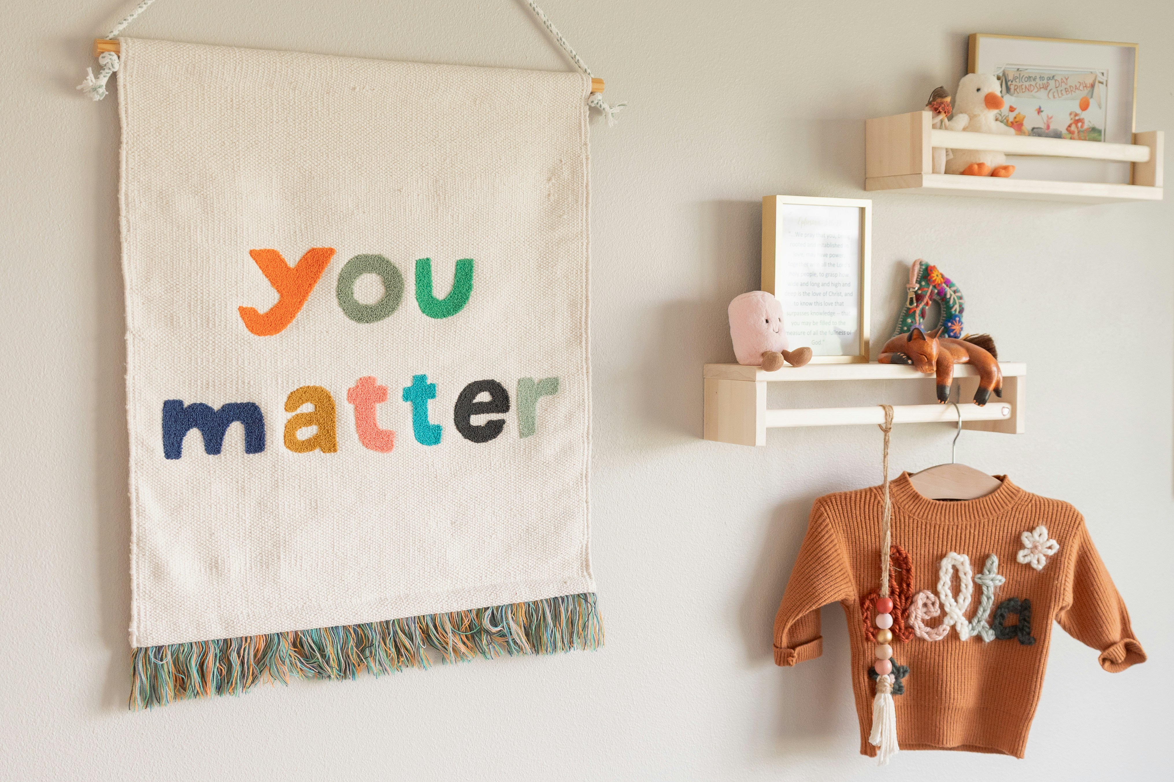 A child's room with "you matter" decor. photo – Free Toys Image on Unsplash