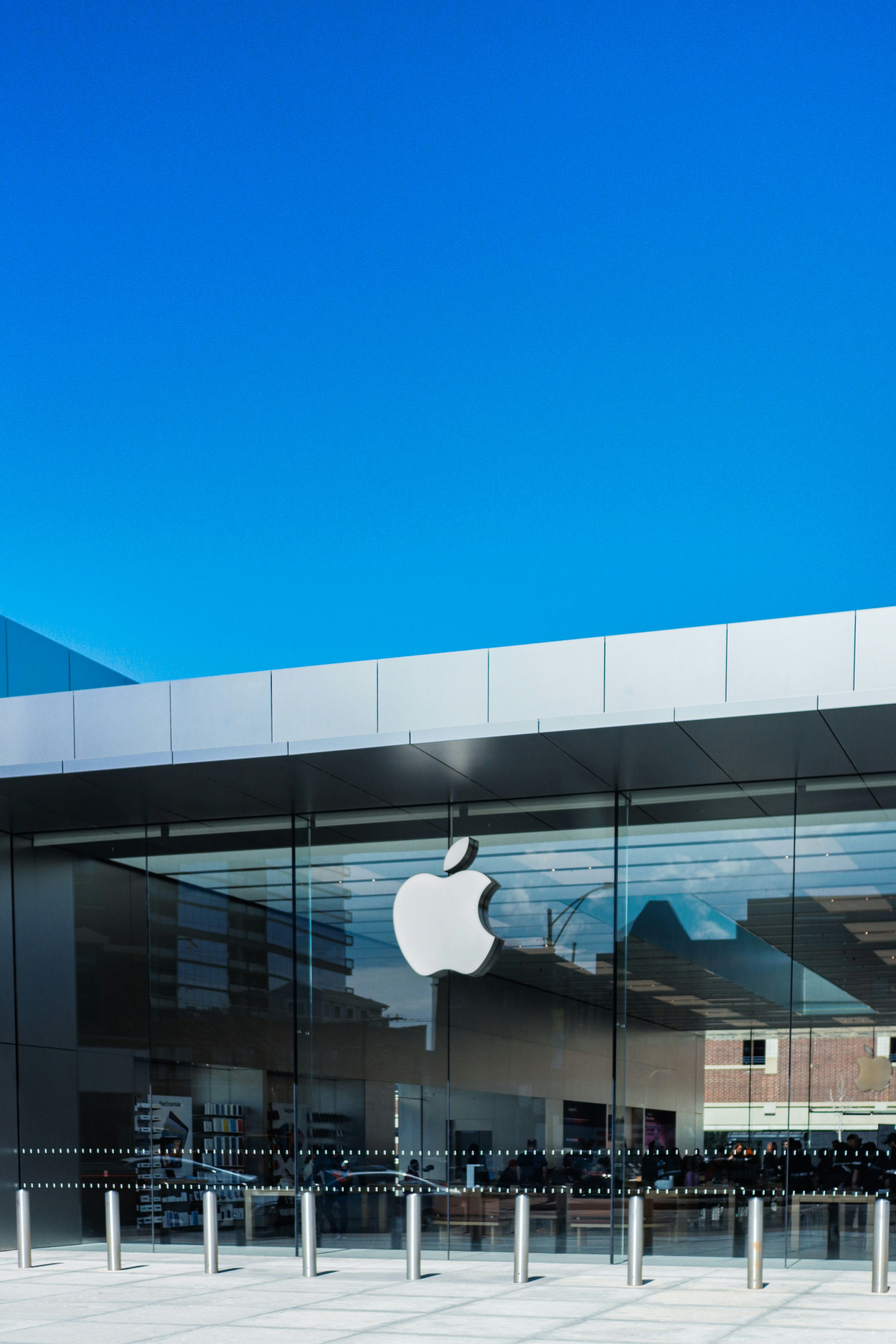 Apple store with the iconic apple logo. photo – Free Apple logo Image ...