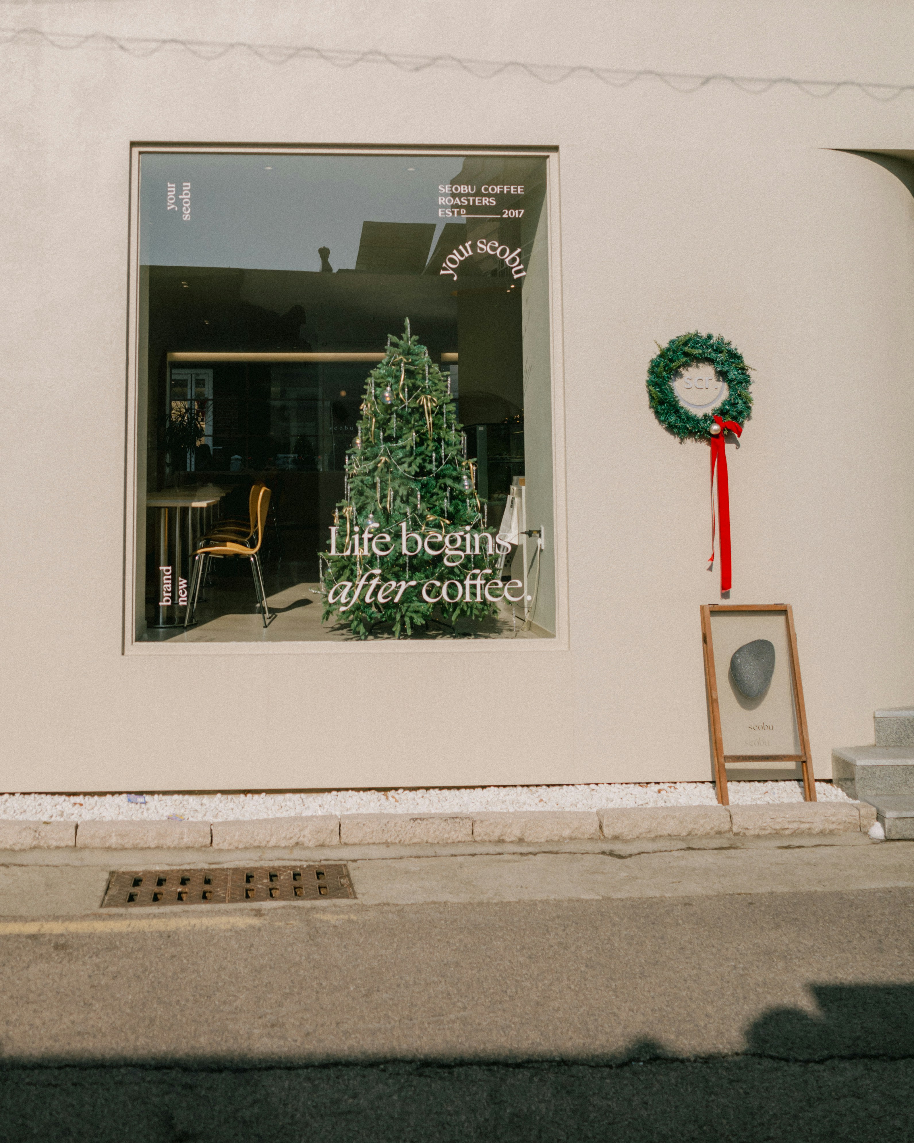 A cafe window displays christmas decor. photo – Free Cafe Image on Unsplash