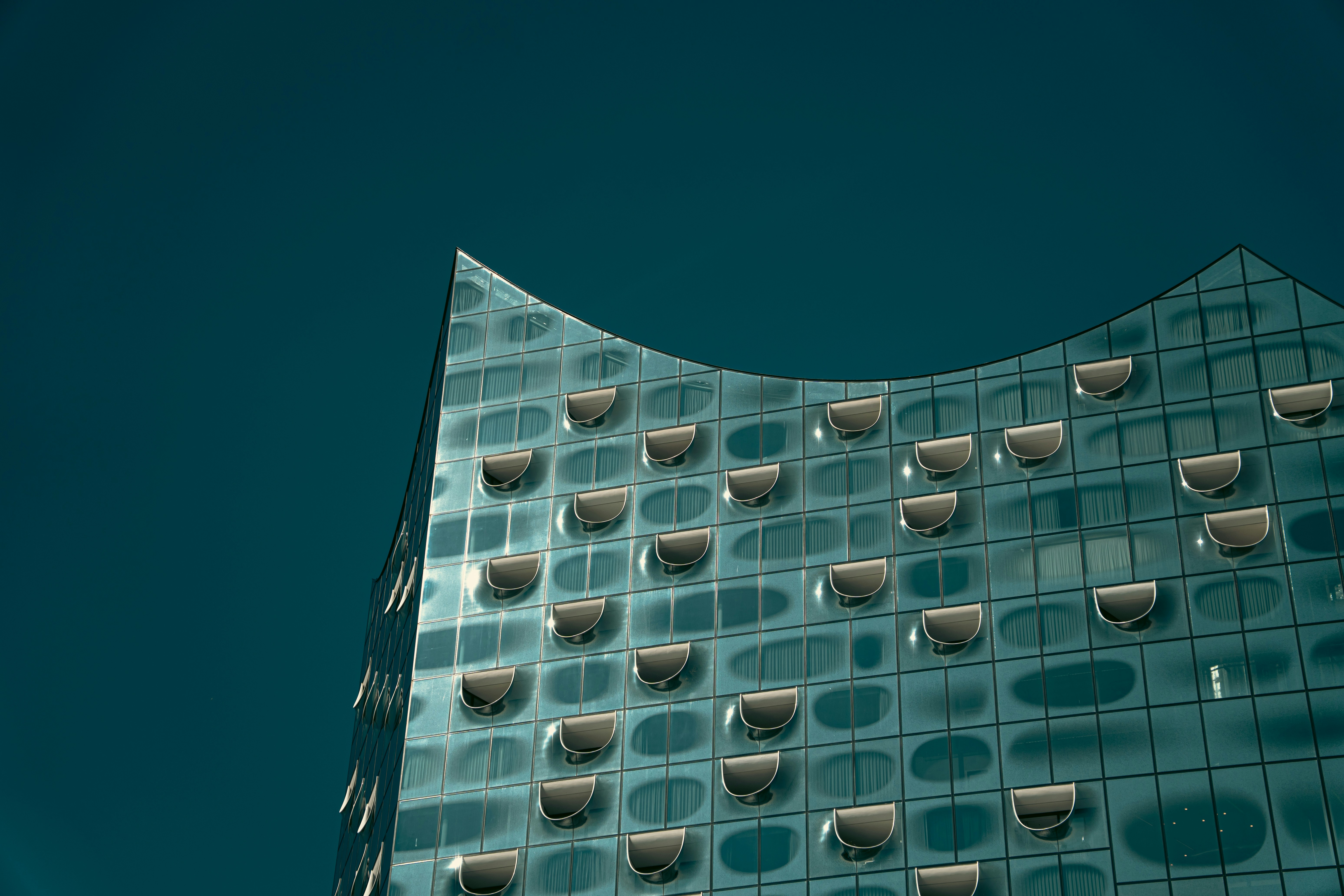 Reflective Curves: The Modern Architectural Marvel