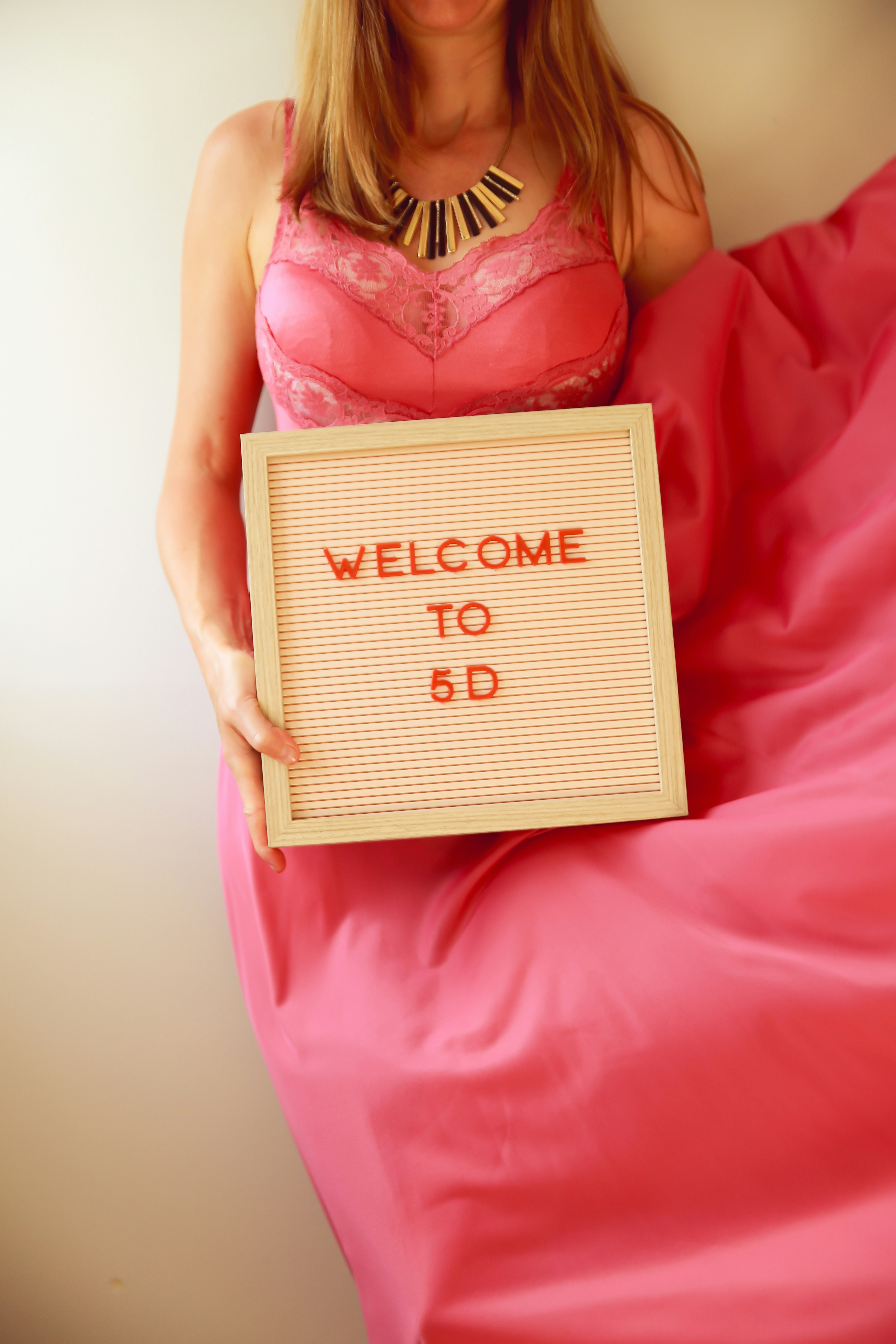 Woman holds a sign that says "welcome to 5d". photo – Free Woman Image ...