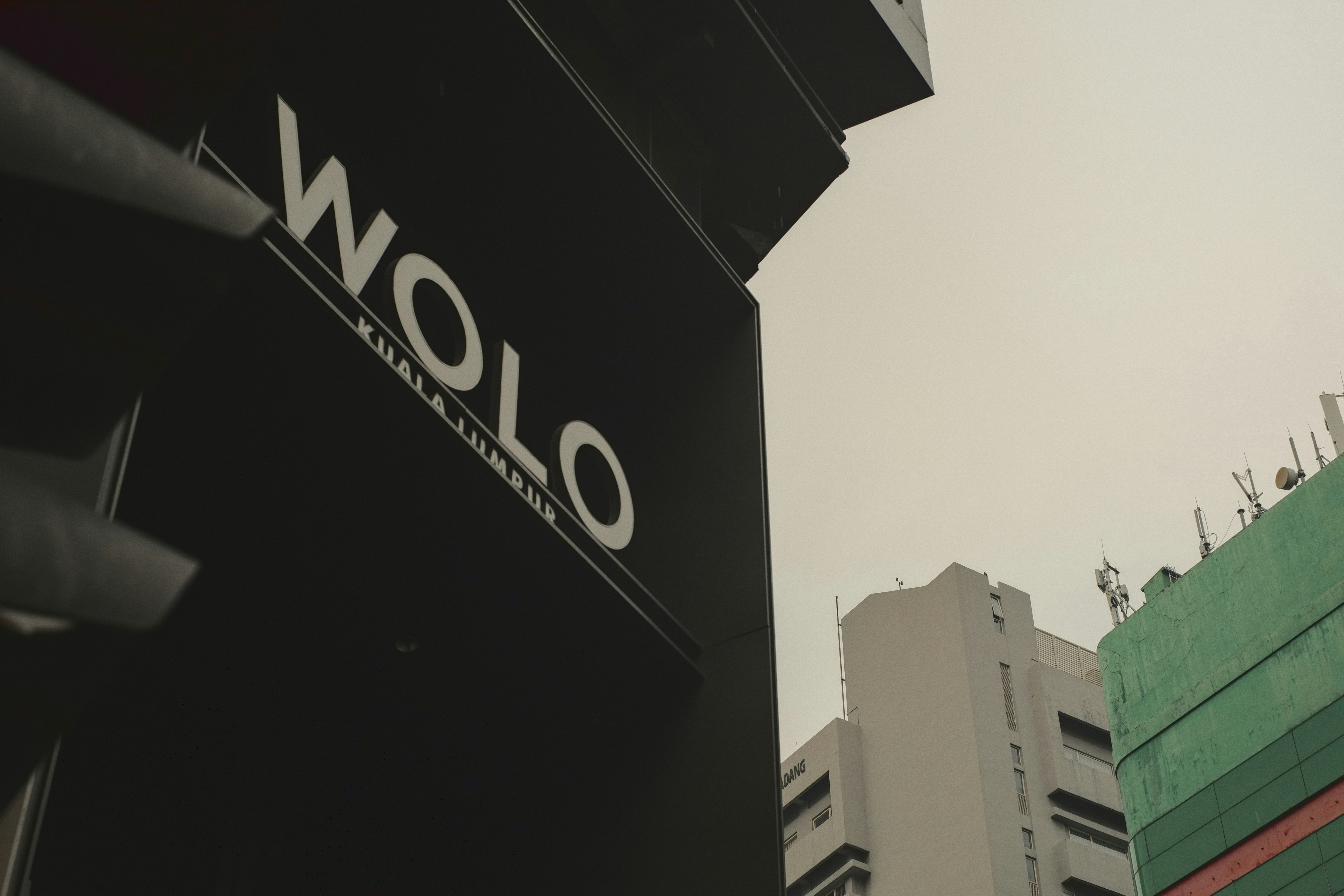 La señalización de "wolo" se muestra en un edificio. foto – Imagen gratuita en Unsplash