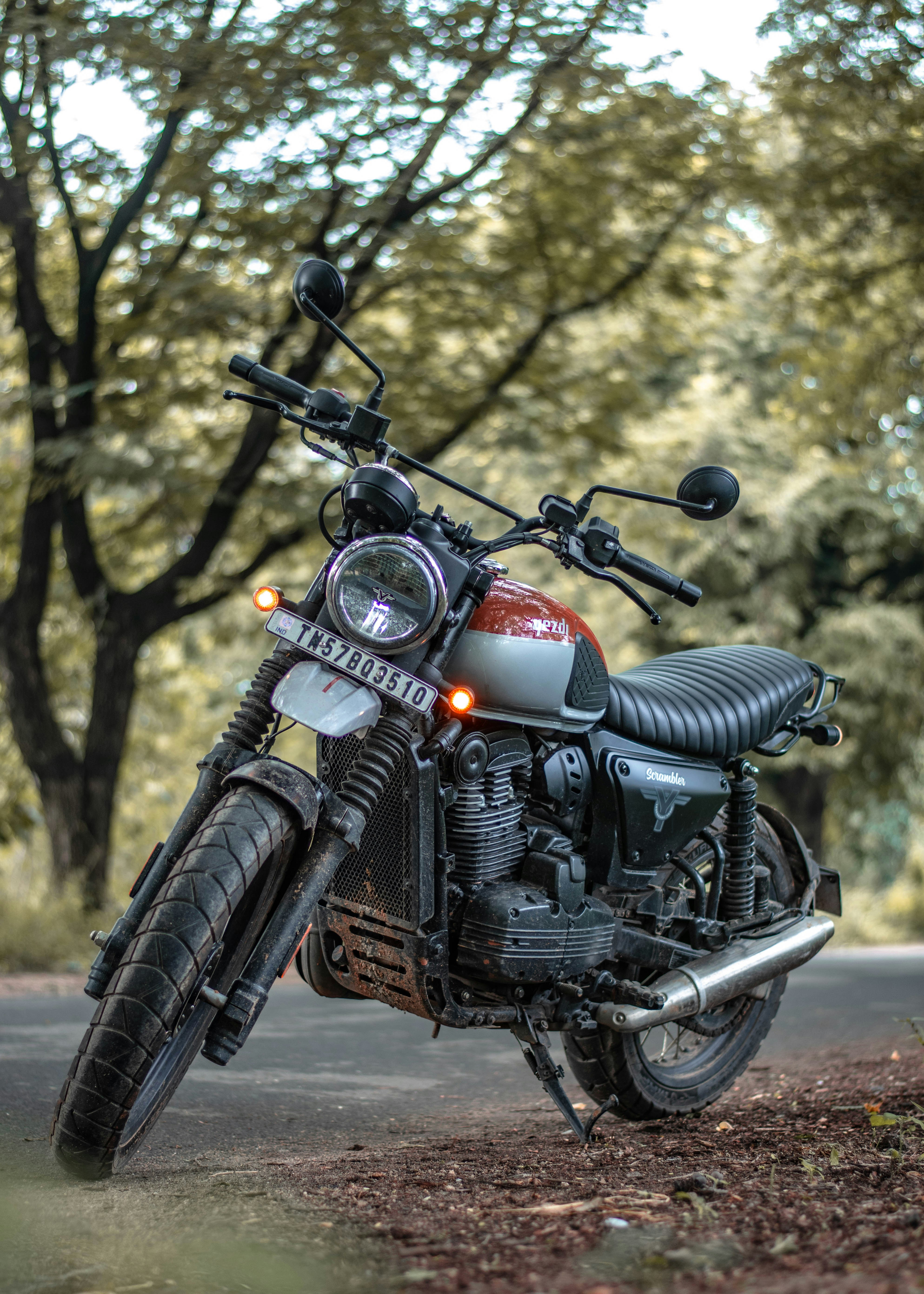 A stylish motorcycle stands on the road. photo – Free Image on Unsplash