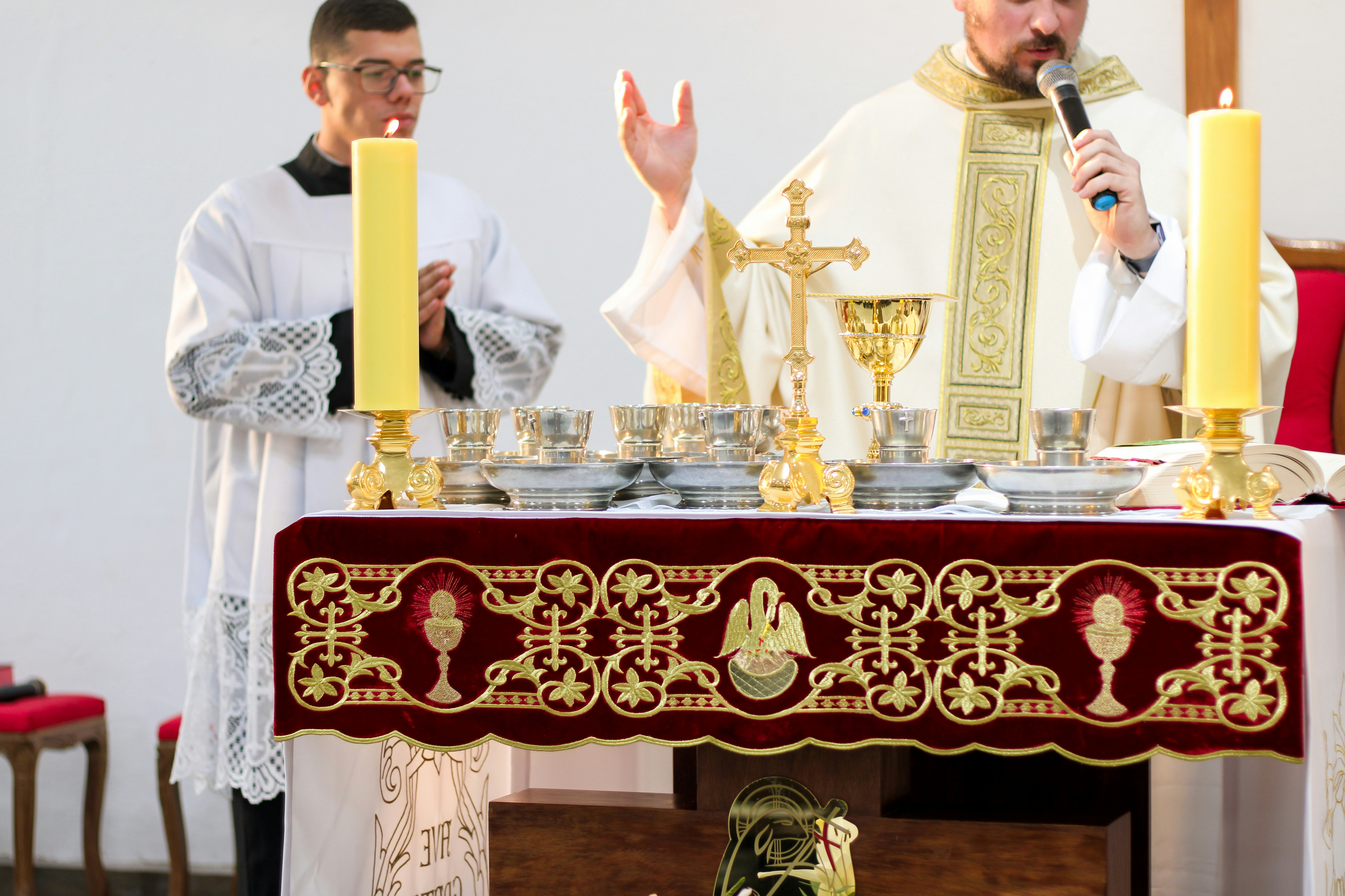 A priest is giving a sermon at mass. photo – Free Image on Unsplash