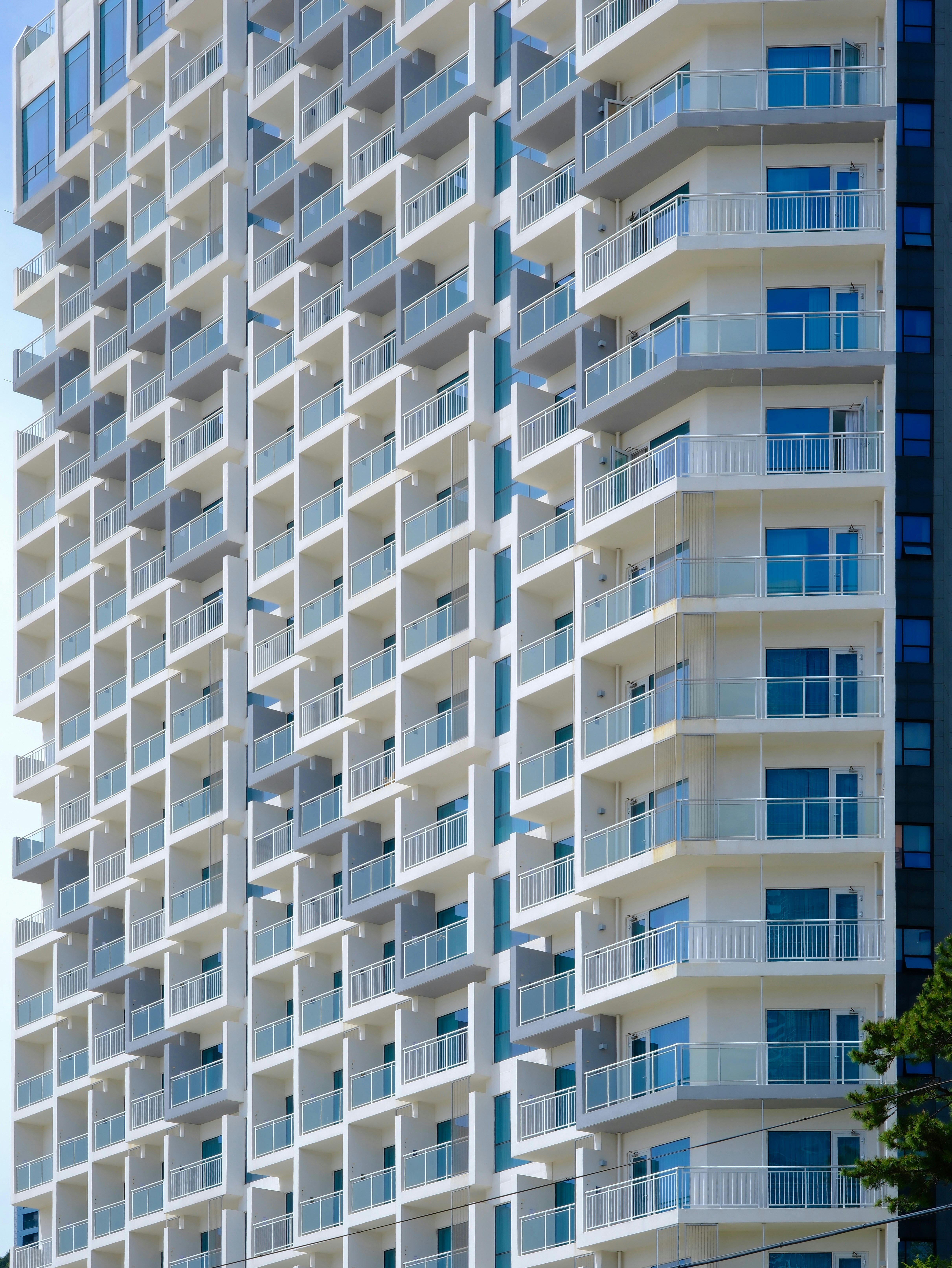 Um moderno prédio de apartamentos com muitas varandas. foto – Imagem ...