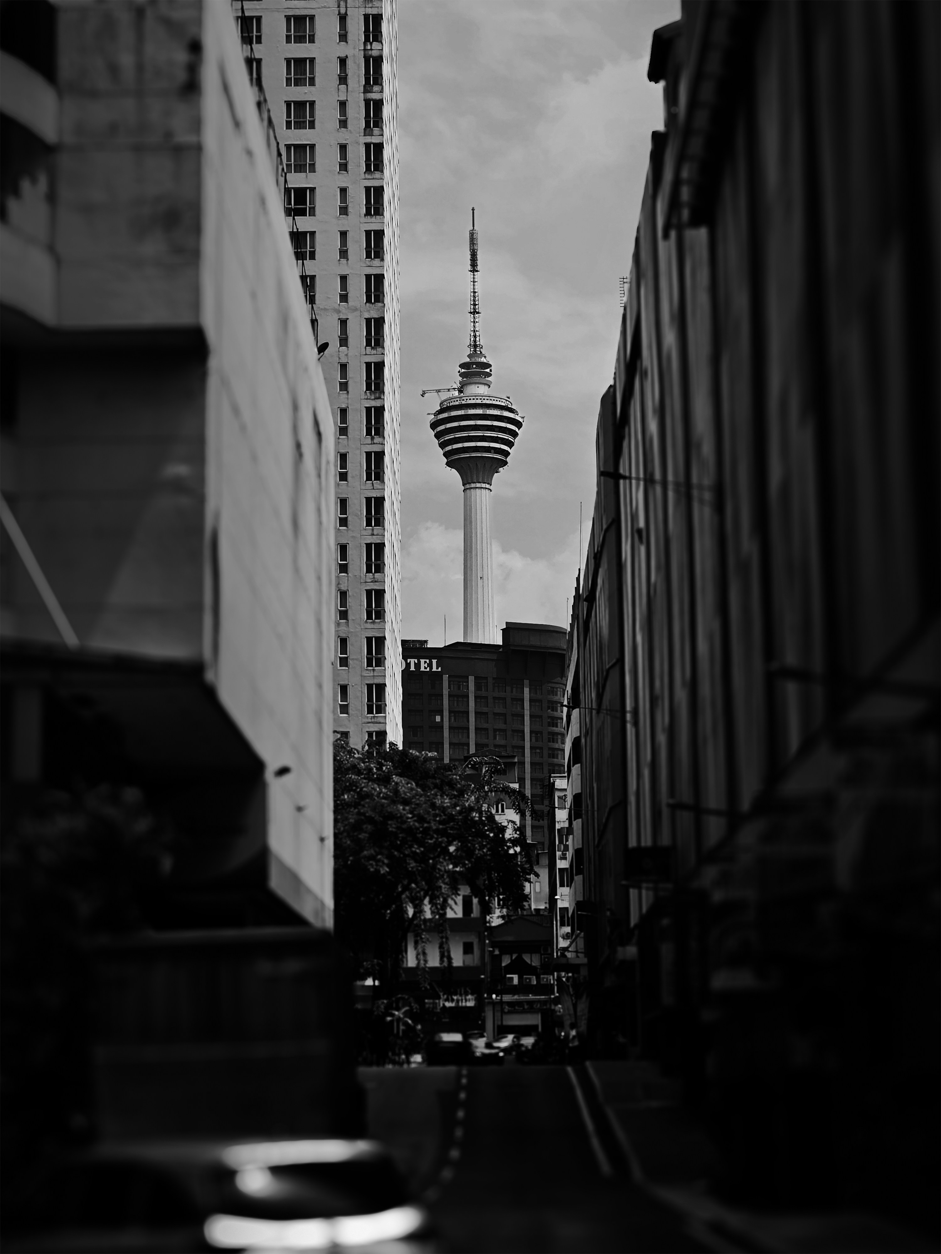 Les bâtiments encadrent la tour kl à Kuala Lumpur. photo – Image ...