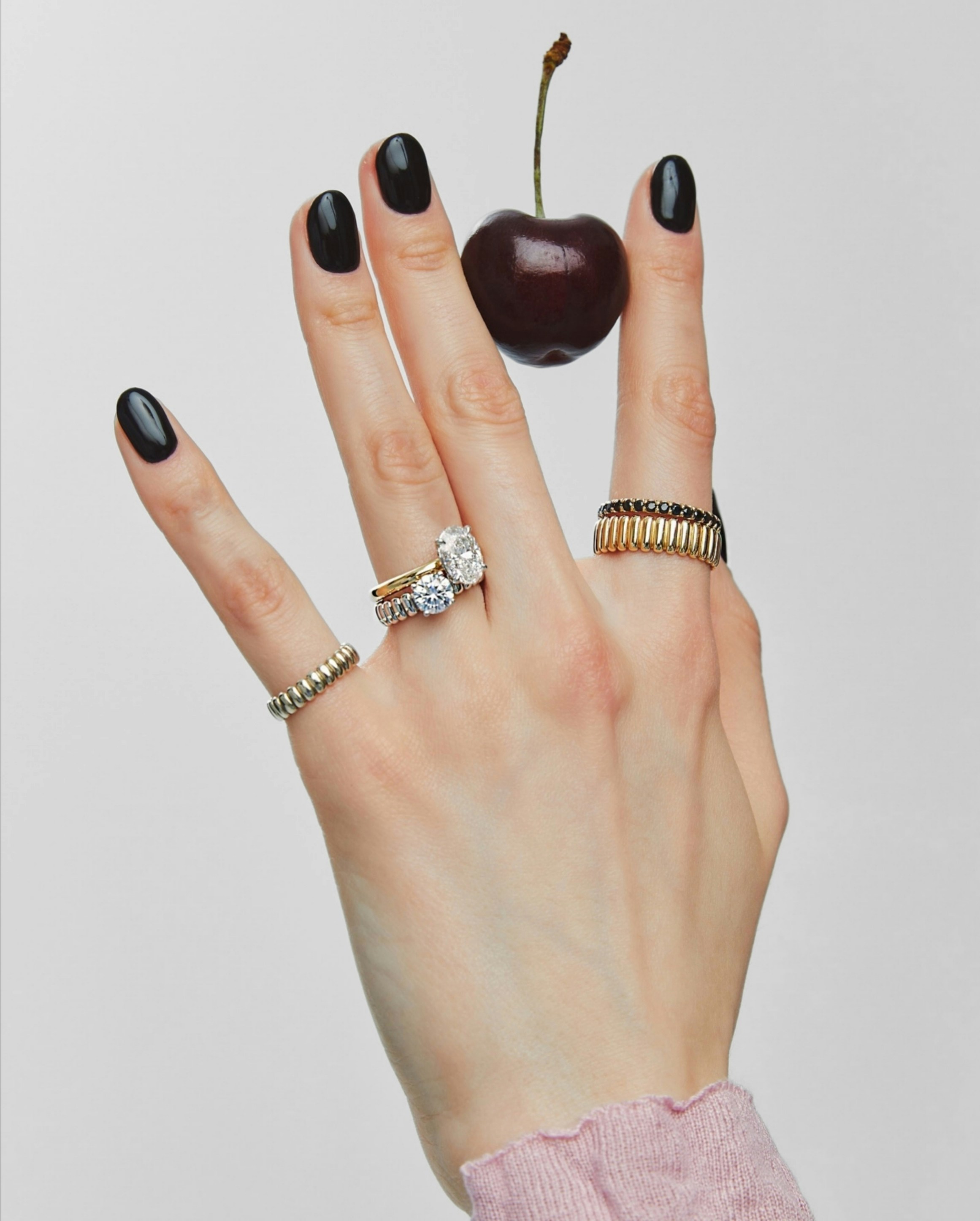 체리의 균형을 잡는 반지를 가진 손. 사진 – Unsplash의 무료 여자 이미지
