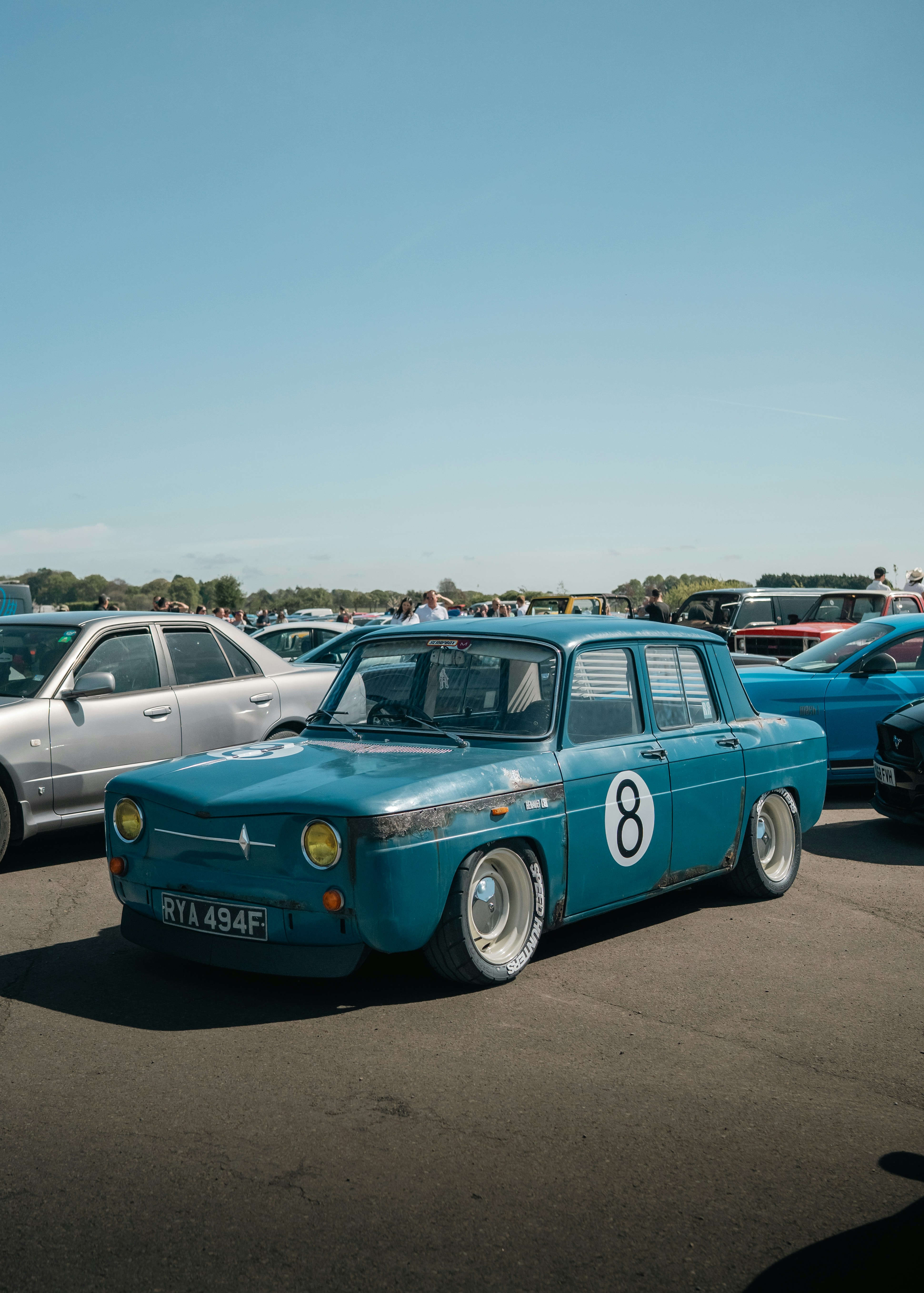 レーシングナンバーが入ったブルーのビンテージカー。の写真 – Unsplashの無料画像