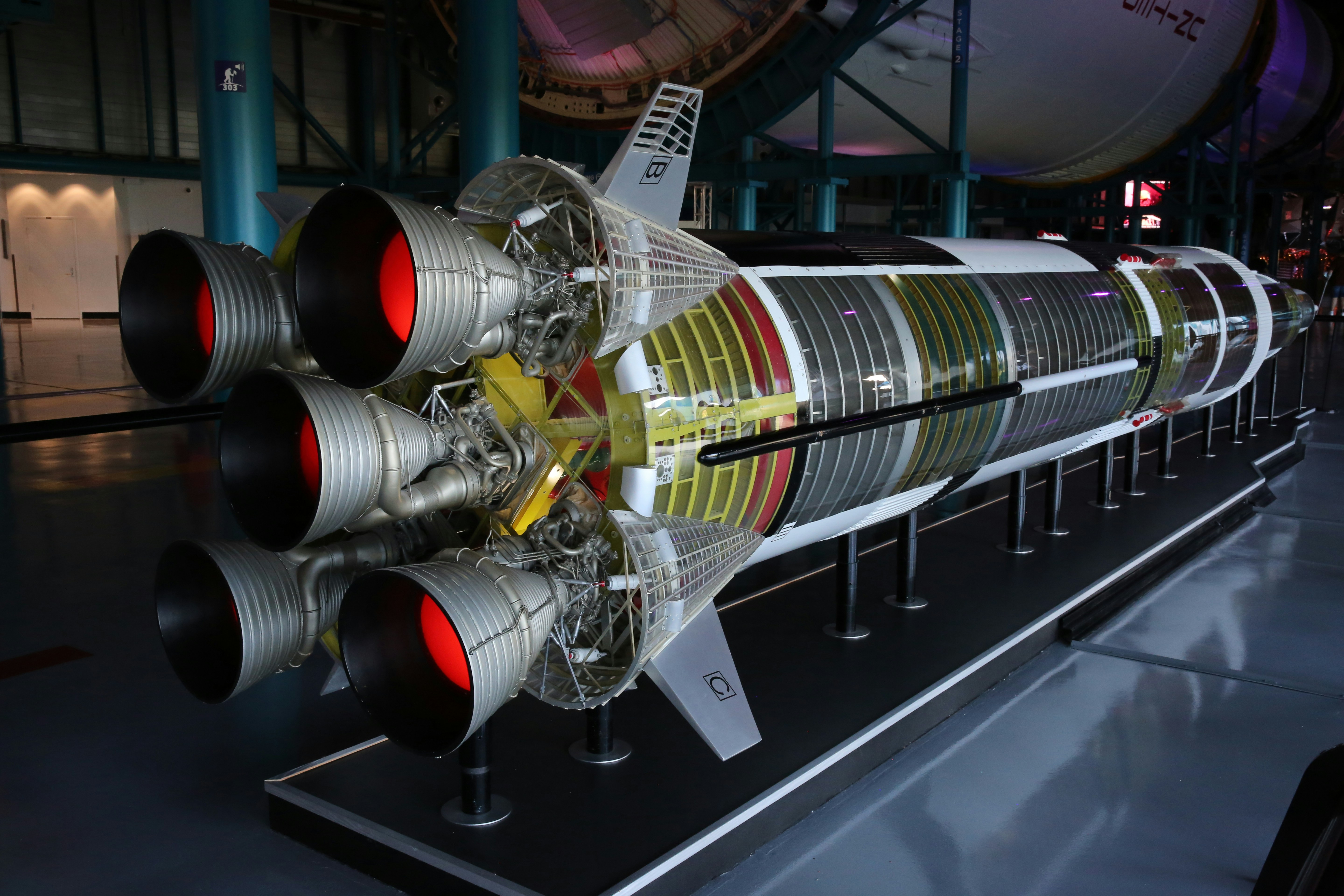 A cutaway model of a rocket engine. photo – Free Model Image on Unsplash