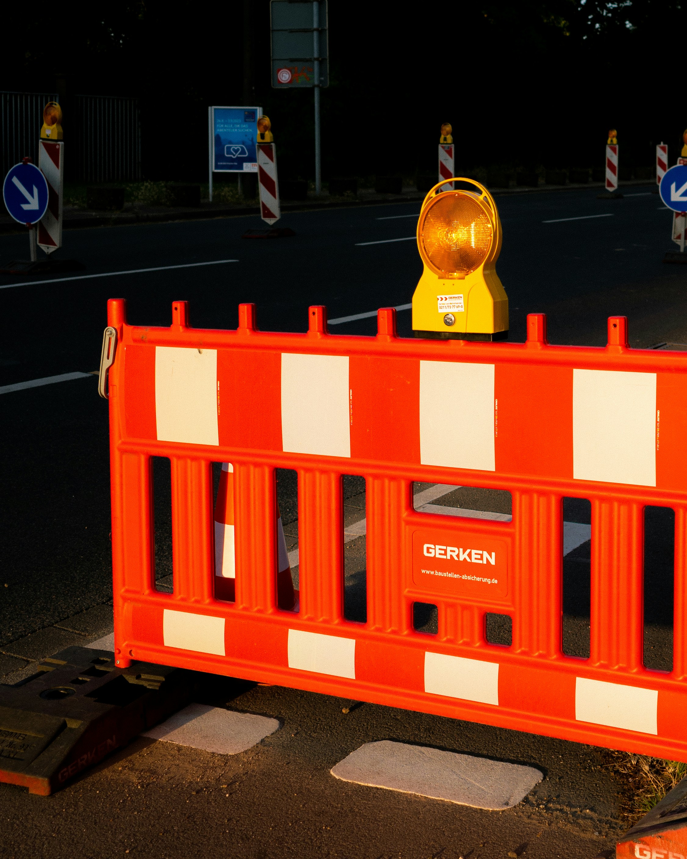 Carretera cerrada por obras; desvío por delante. foto – Imagen de ...